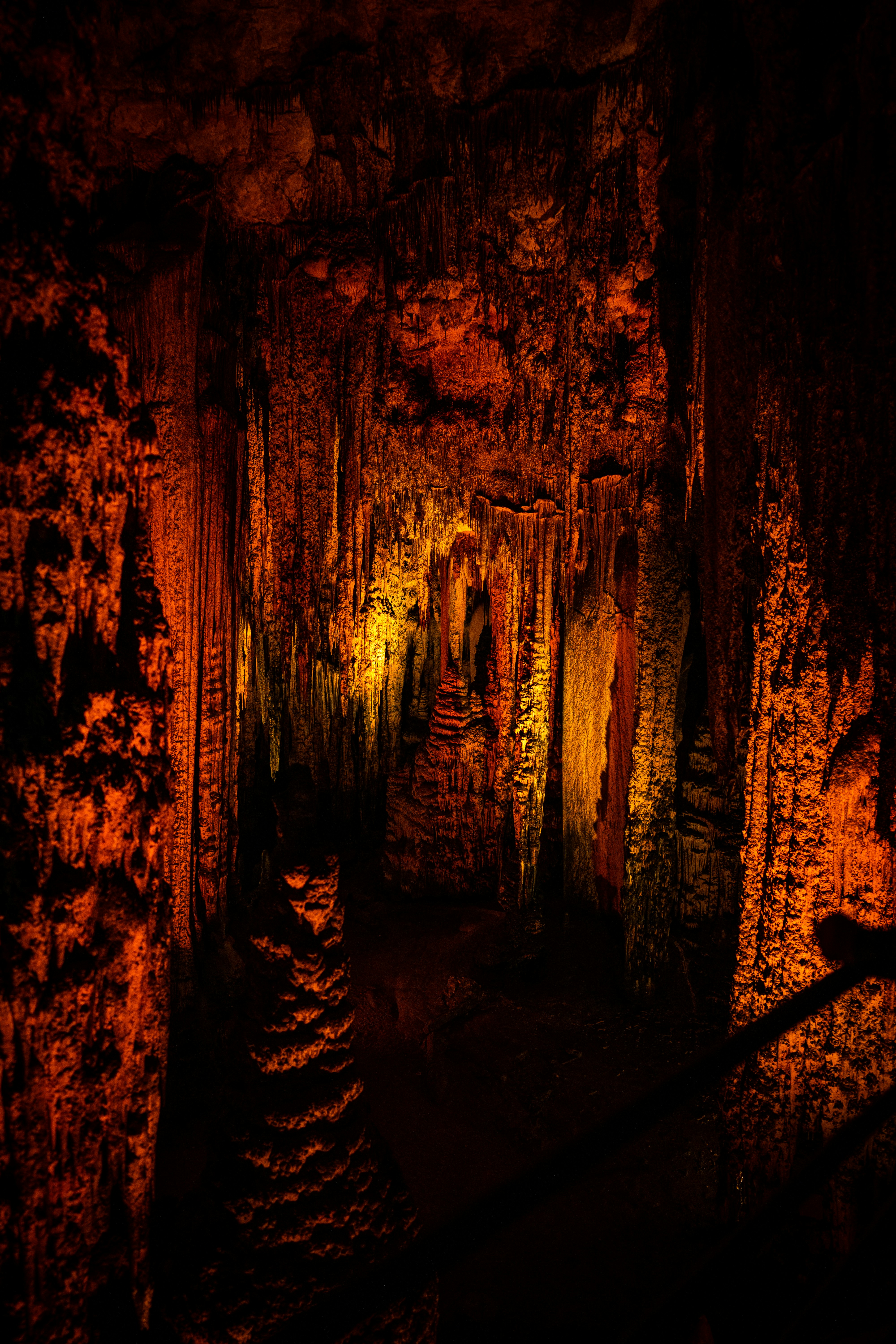 A dark cave filled with lots of cave like structures photo – Free Palma ...