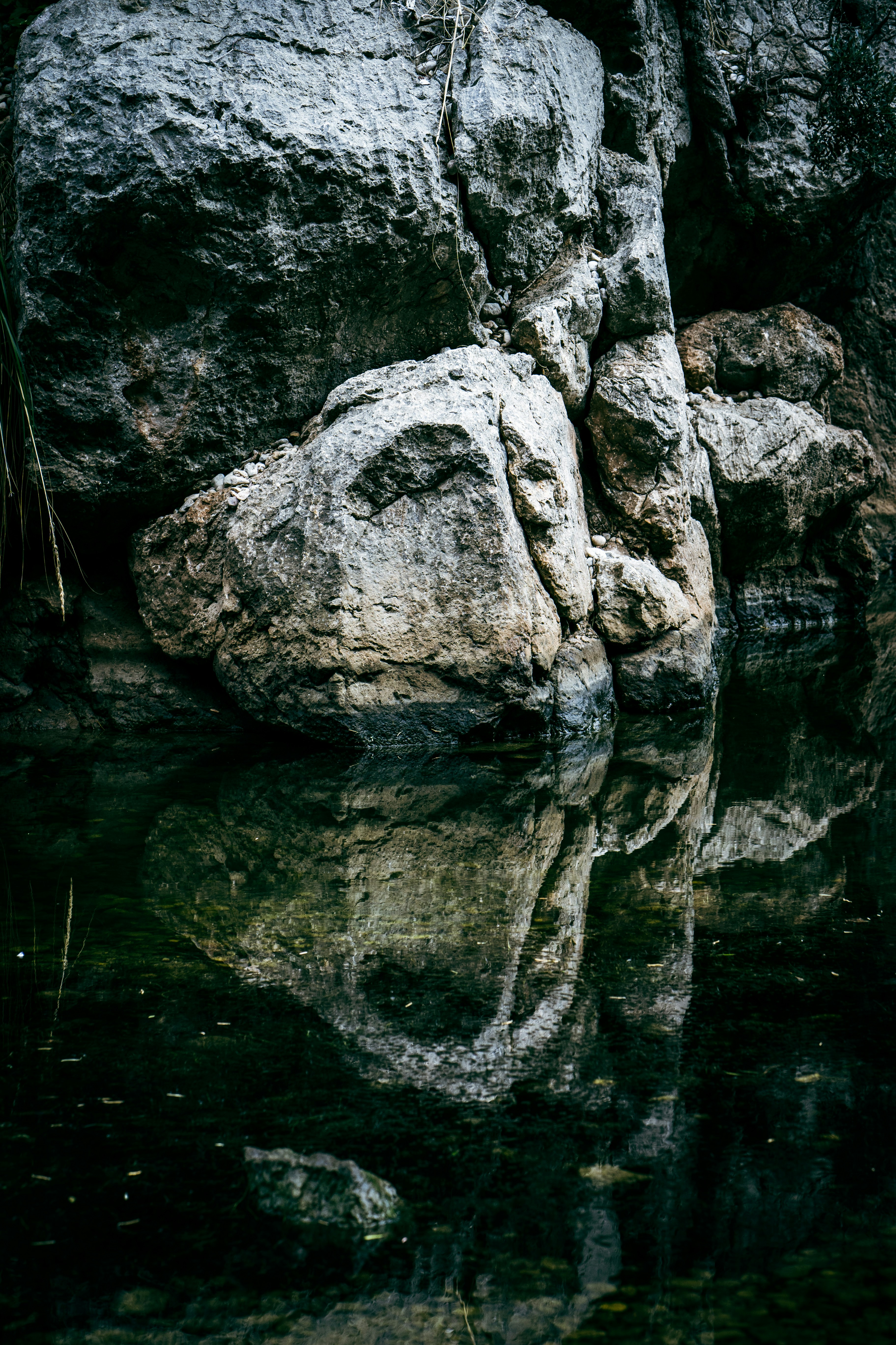 A large rock sitting next to a body of water photo – Free Palma de ...