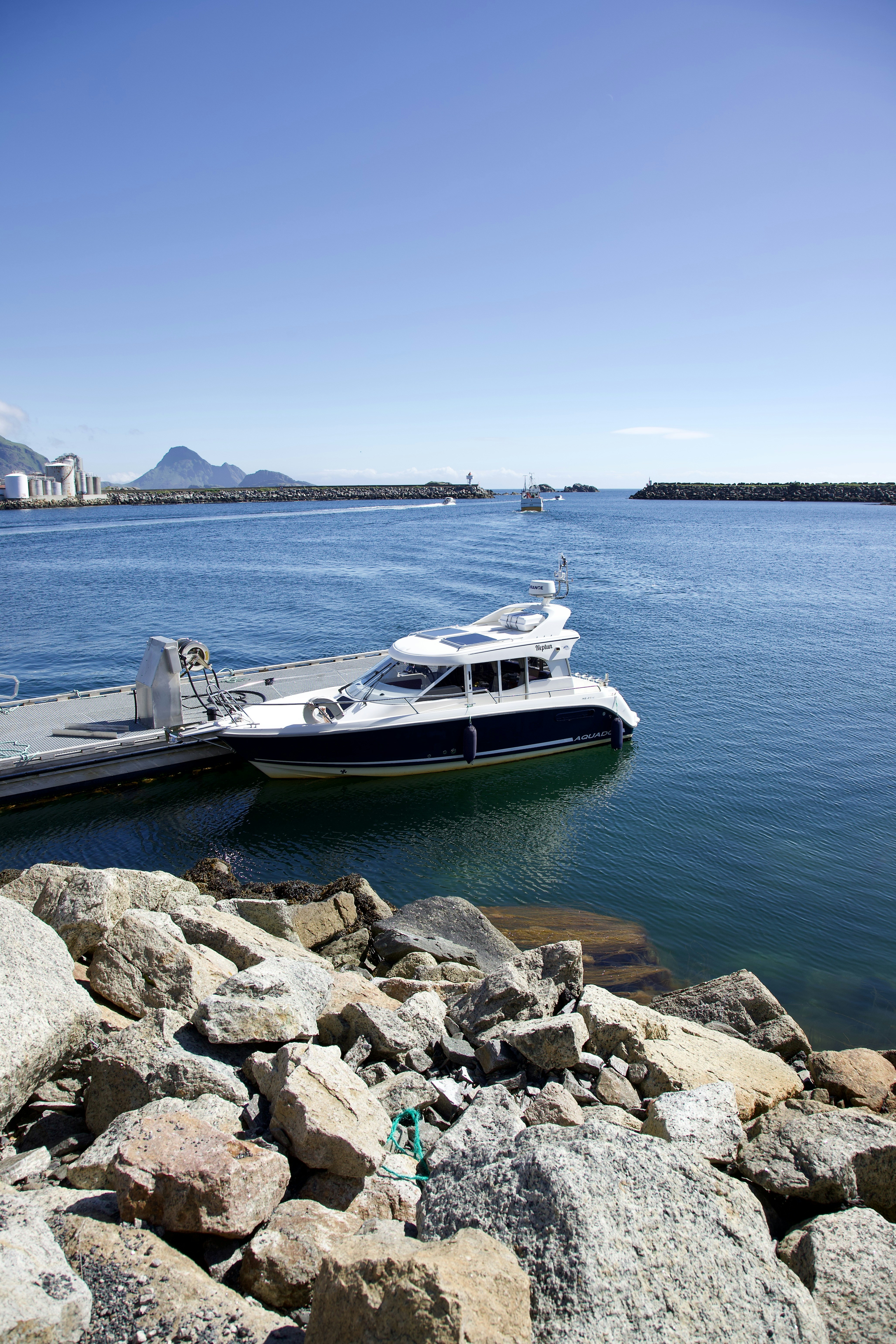 Foto zum Thema Ein Boot ist an einem felsigen Ufer angedockt ...