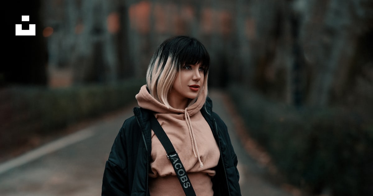 검은 재킷을 입고 길을 걷고 있는 여자 사진 Unsplash의 무료 테헤란 이미지