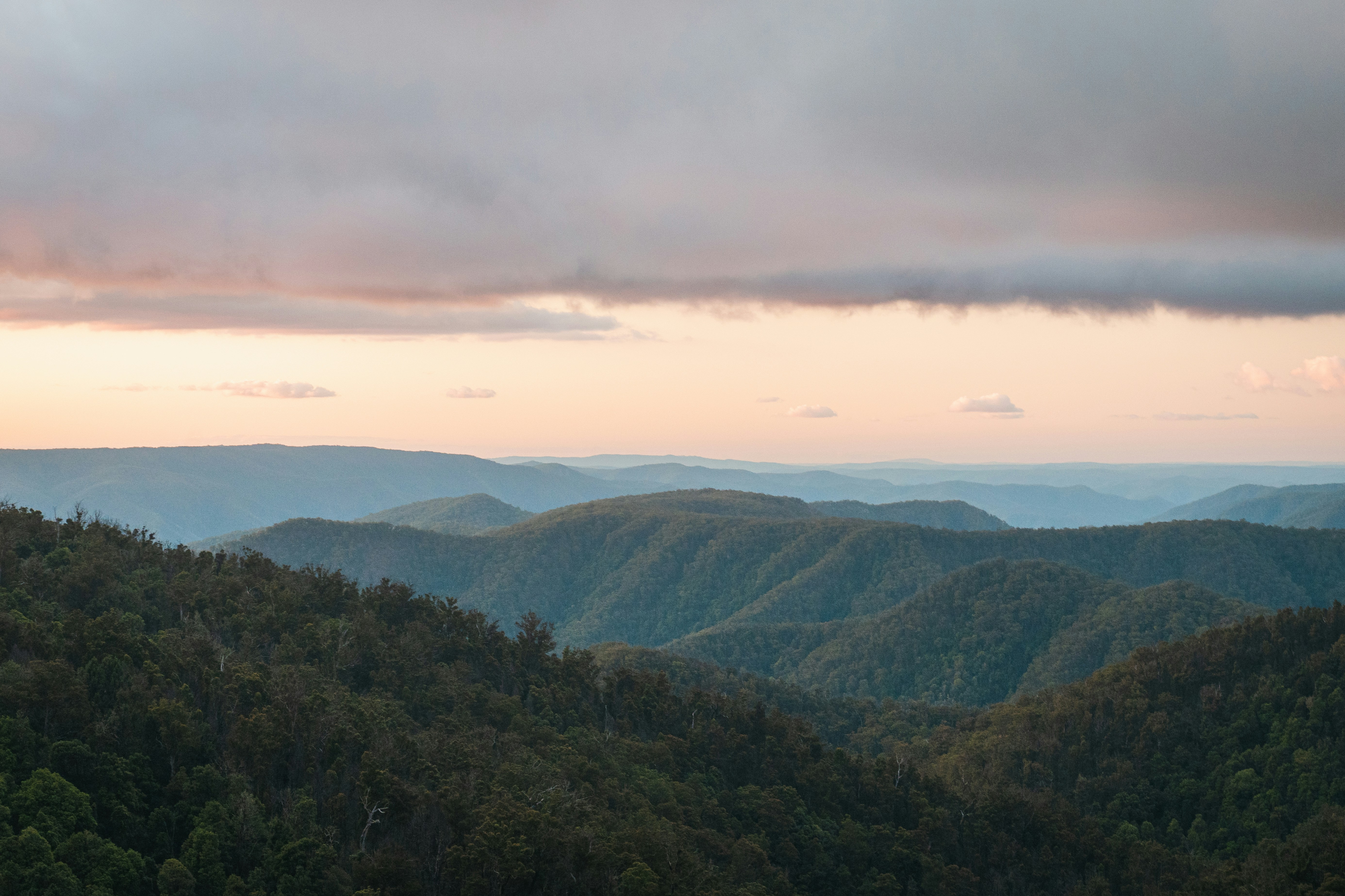 高い視点からの山々の眺めの写真 – Unsplashの陸の無料画像