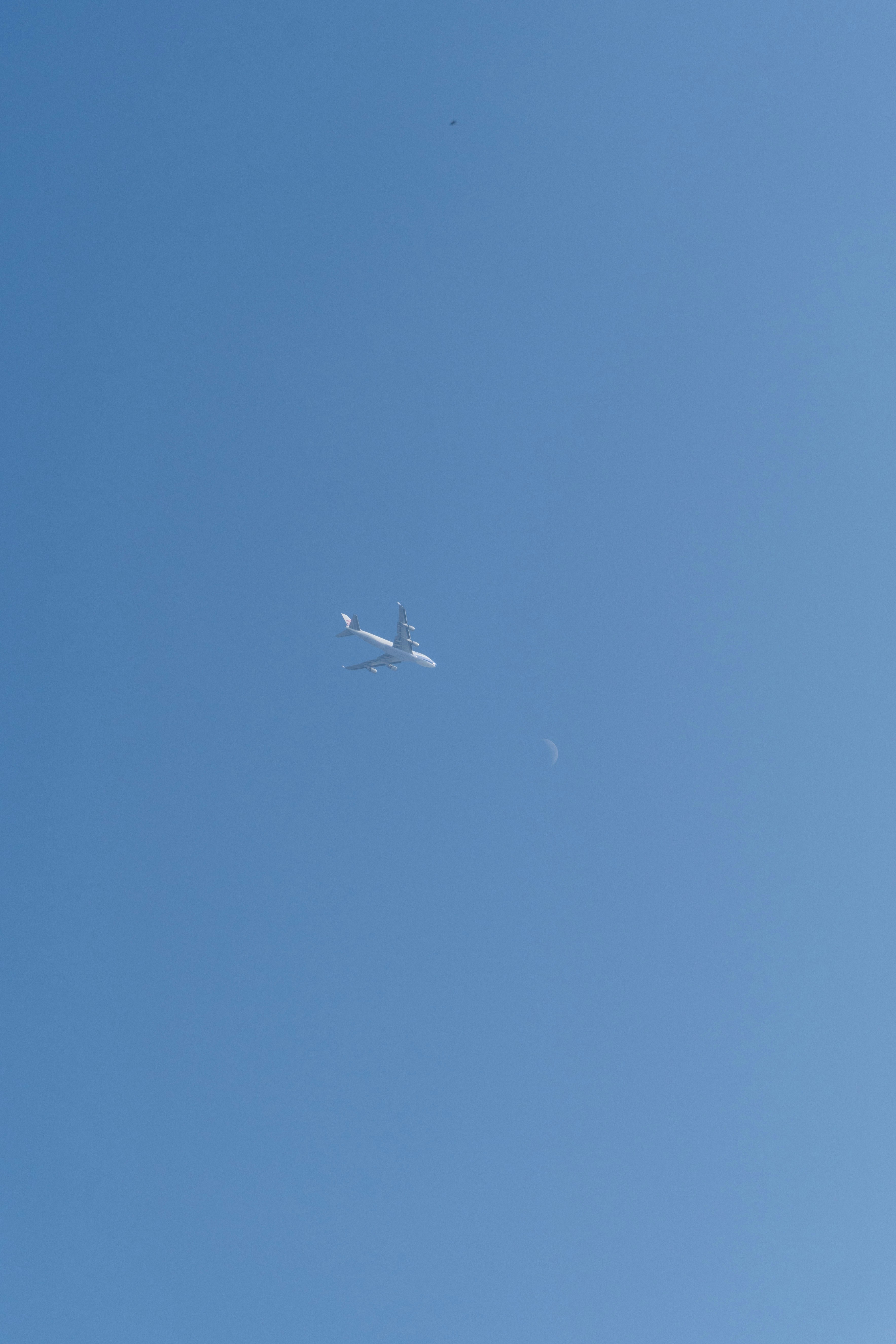 Foto Un avión vuela alto en el cielo – Imagen Avión gratis en Unsplash