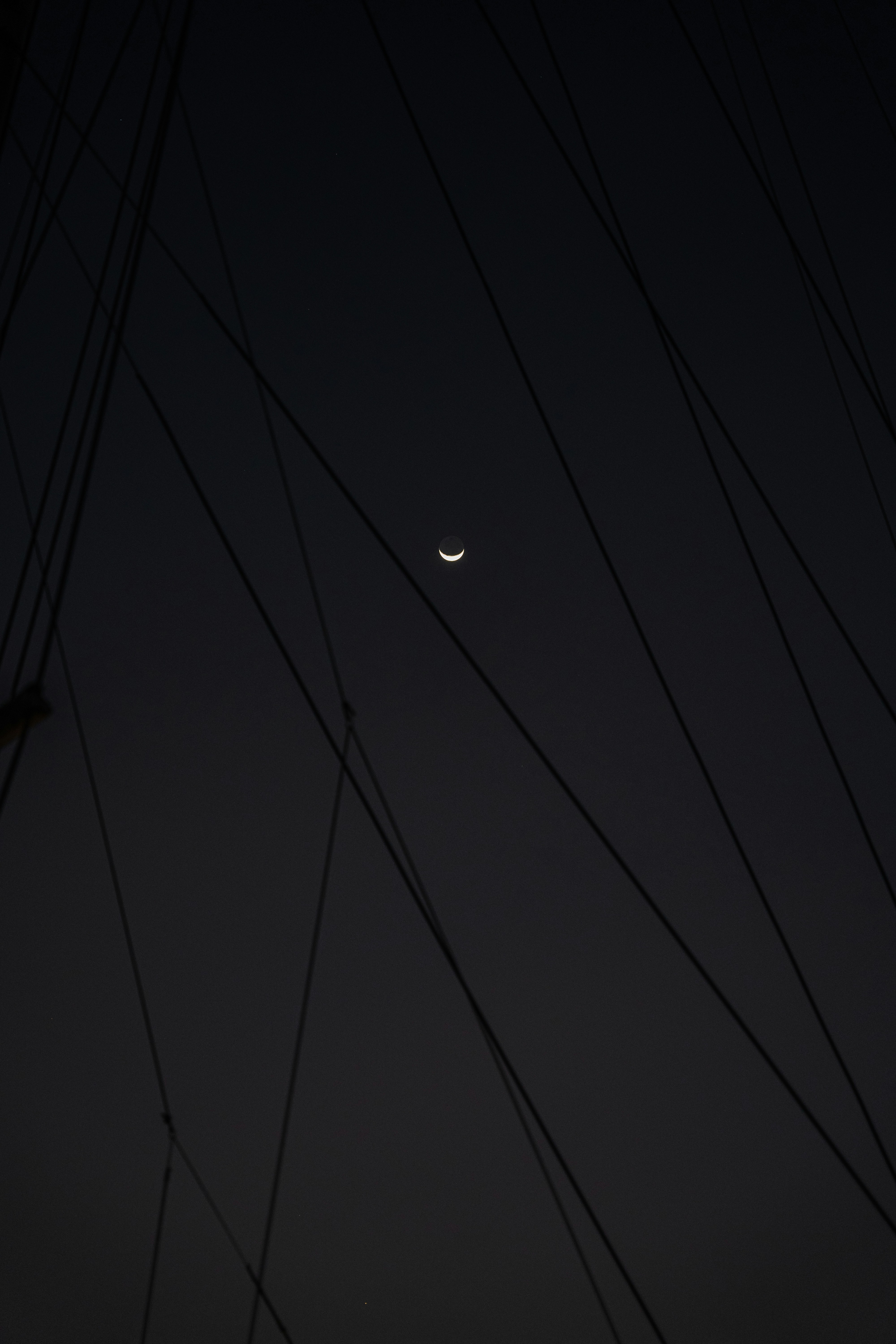 Foto La Luna y Venus se ven a través de las líneas eléctricas – Imagen ...