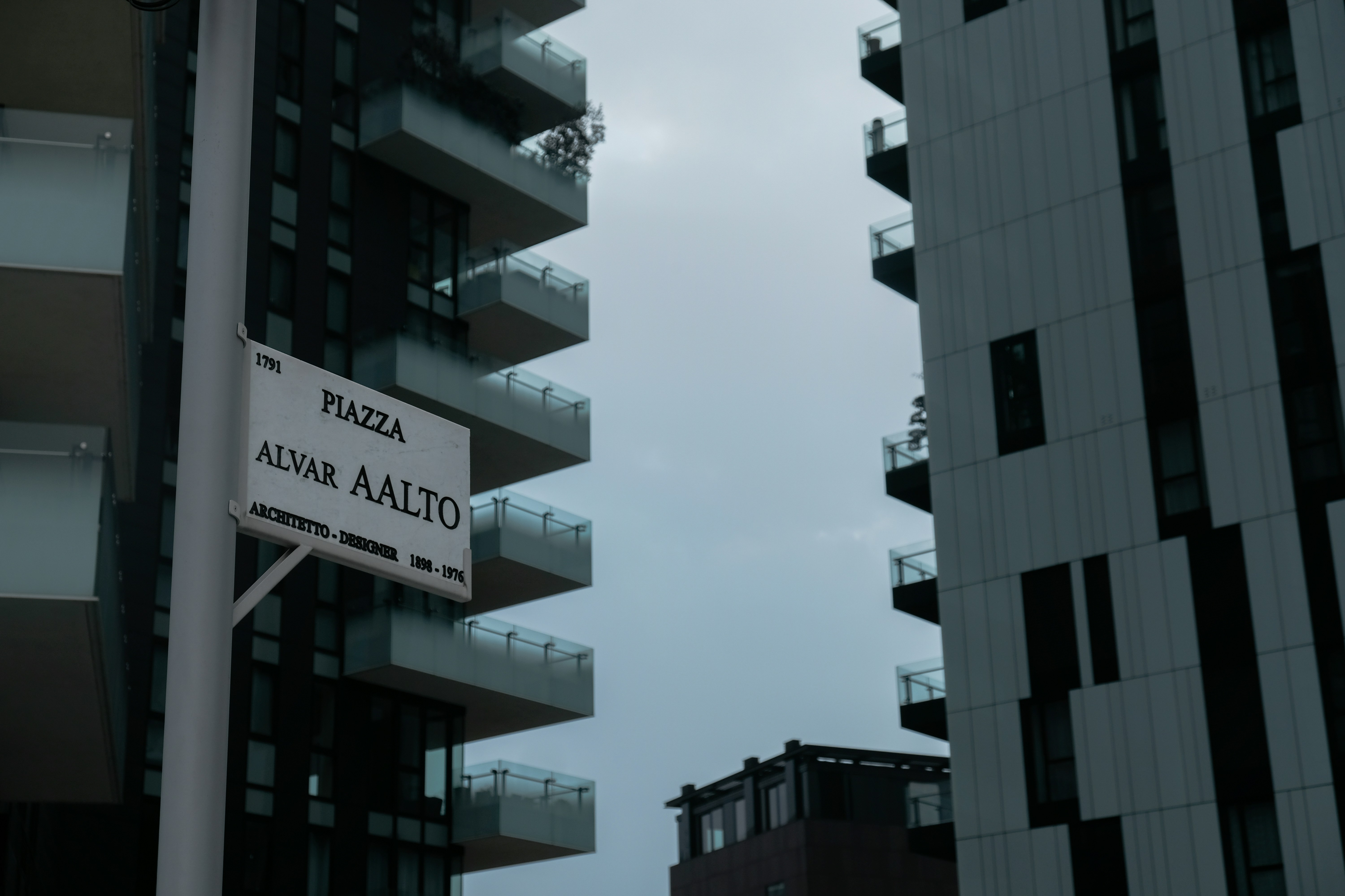 A street sign in front of a tall building photo – Free Piazza alvar ...