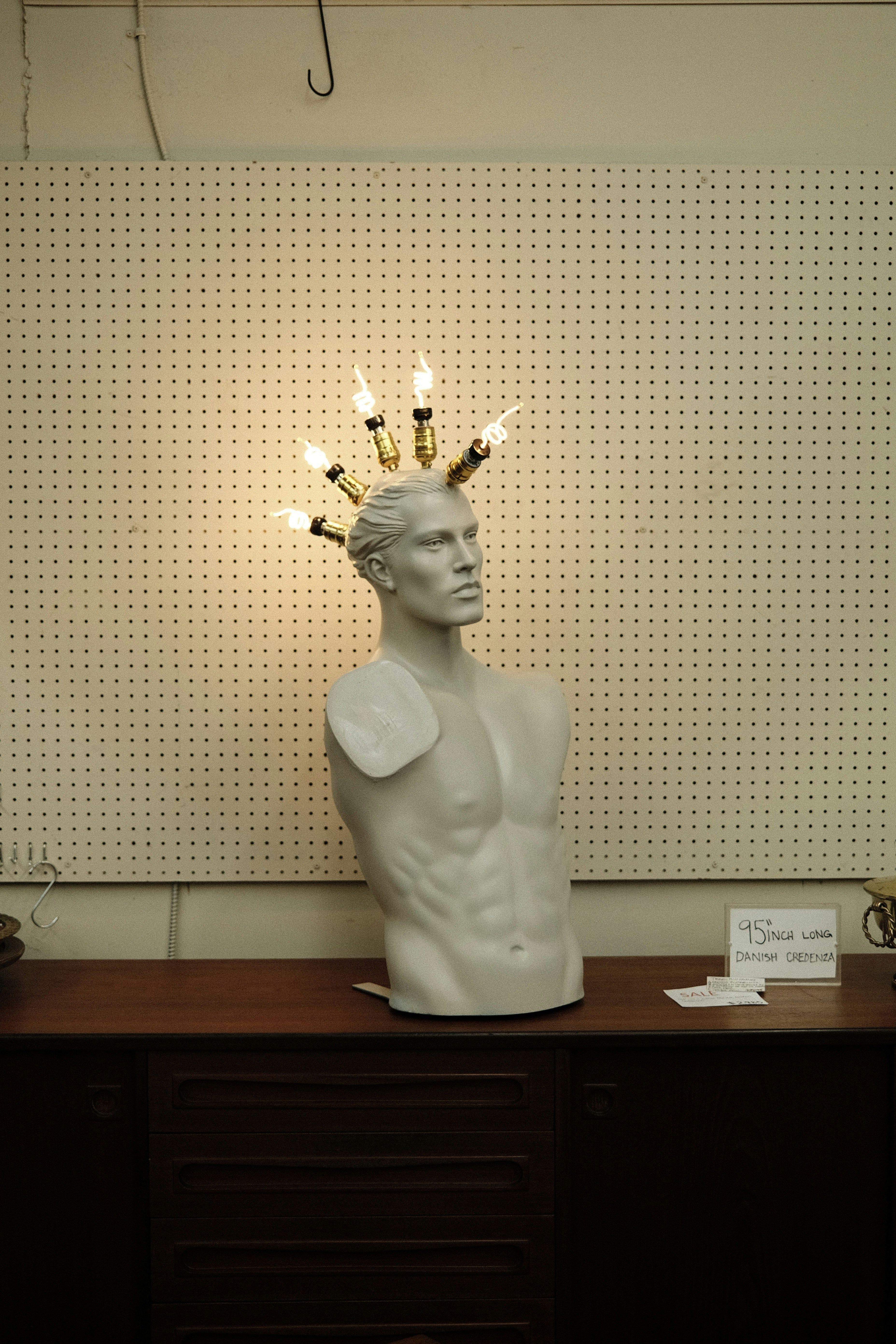 Un buste d’homme avec une couronne sur la tête photo – Photo gratuite ...