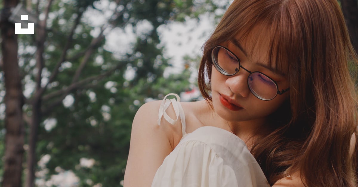 해바라기 꽃다발을 들고 하얀 드레스를 입은 여자 사진 Unsplash의 무료 꽃다발 이미지