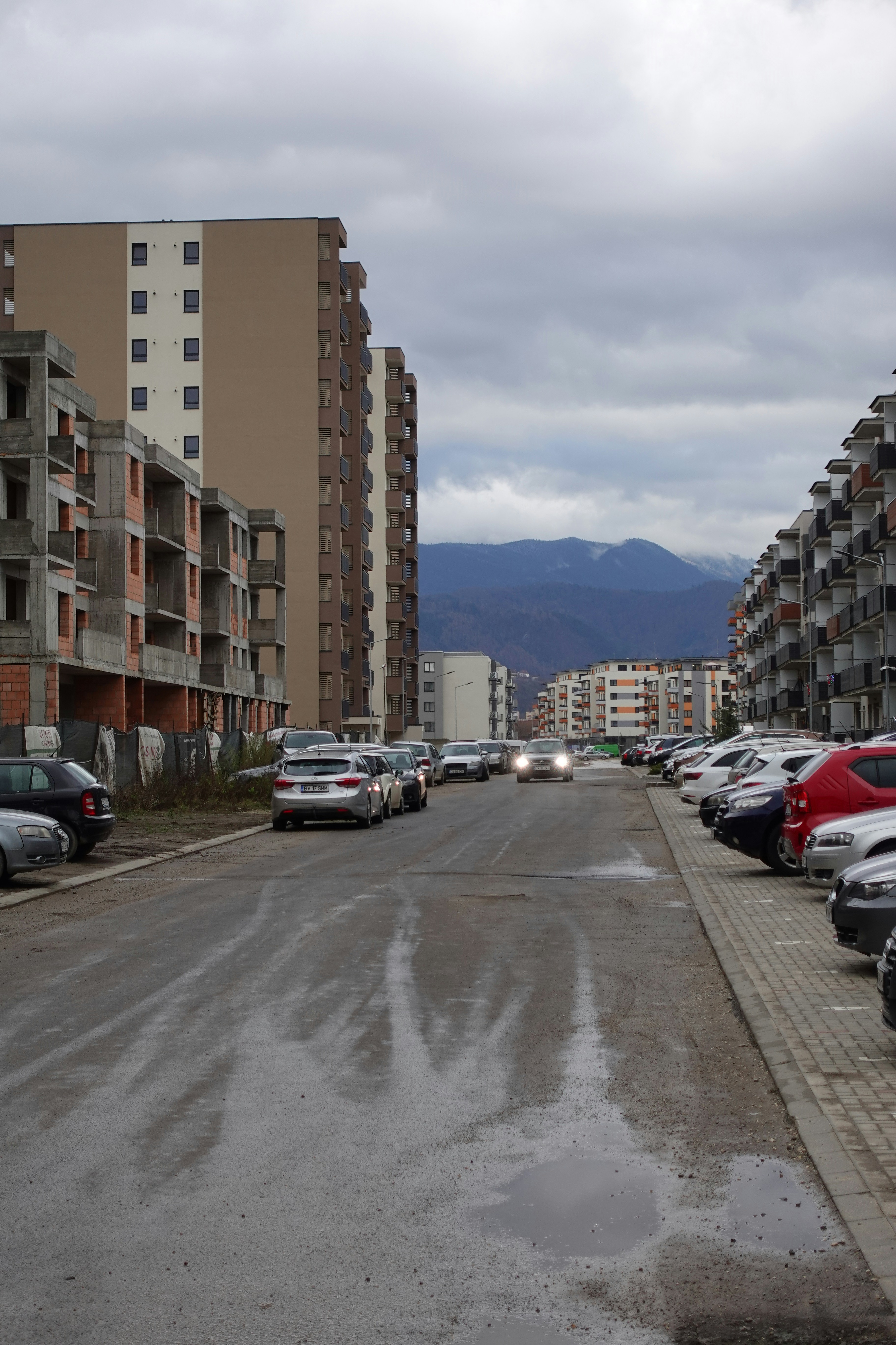 a city street filled with lots of parked cars