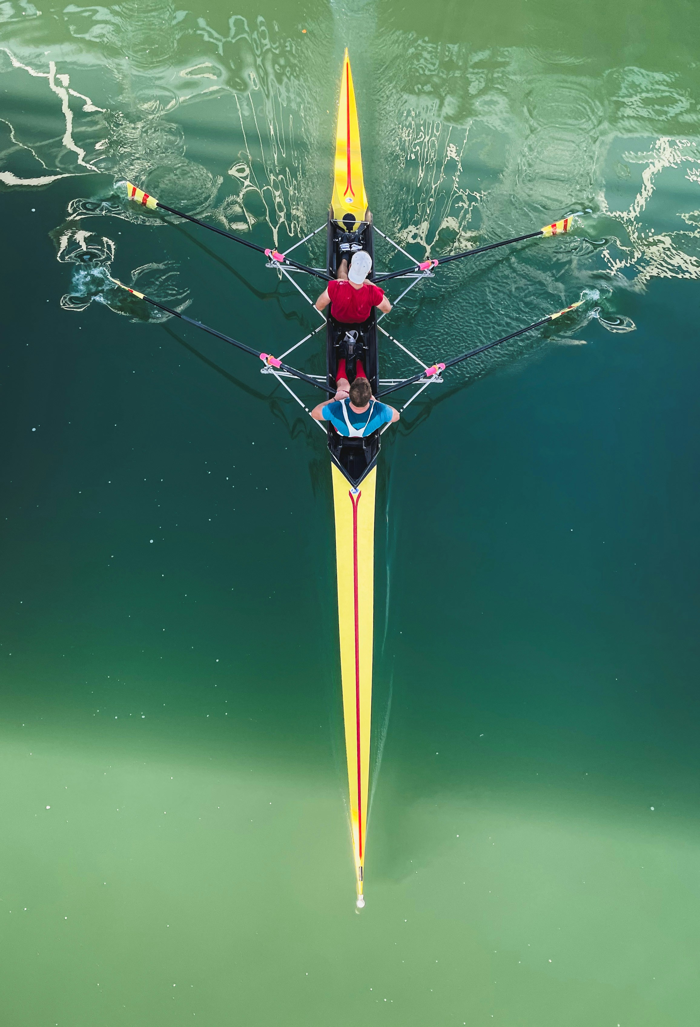 Uma pessoa remando um barco em um corpo de água foto – Imagem grátis ...