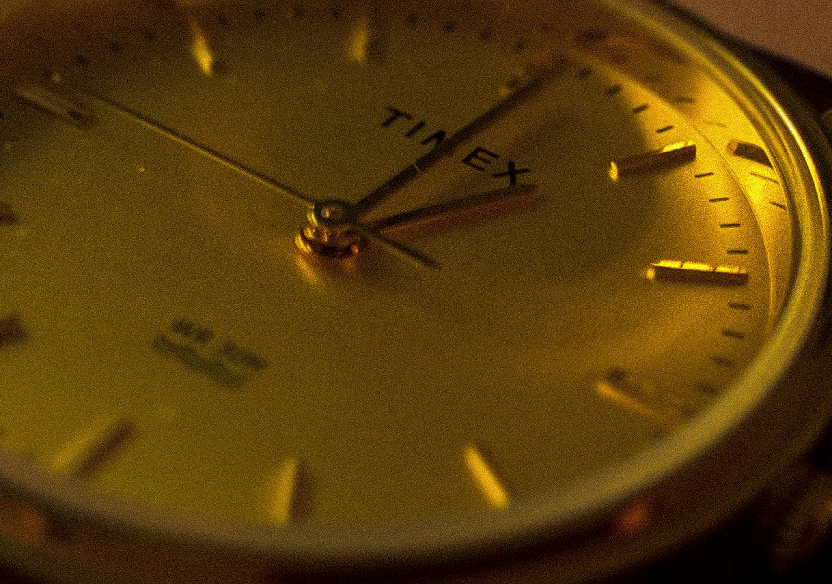 A close up of a watch on a table photo – Free Wristwatch Image on Unsplash