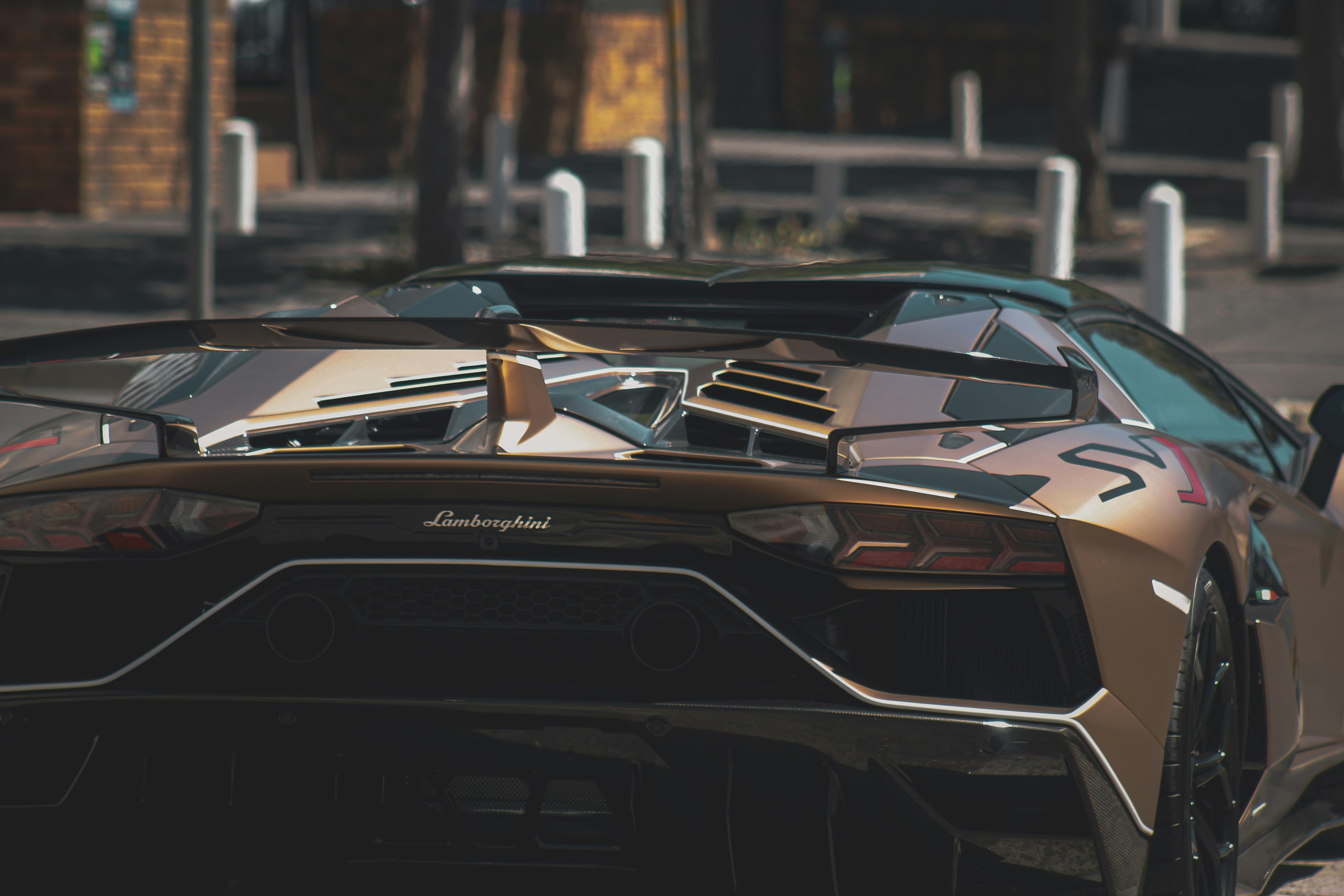 Foto Un auto deportivo de color dorado estacionado al costado de la ...