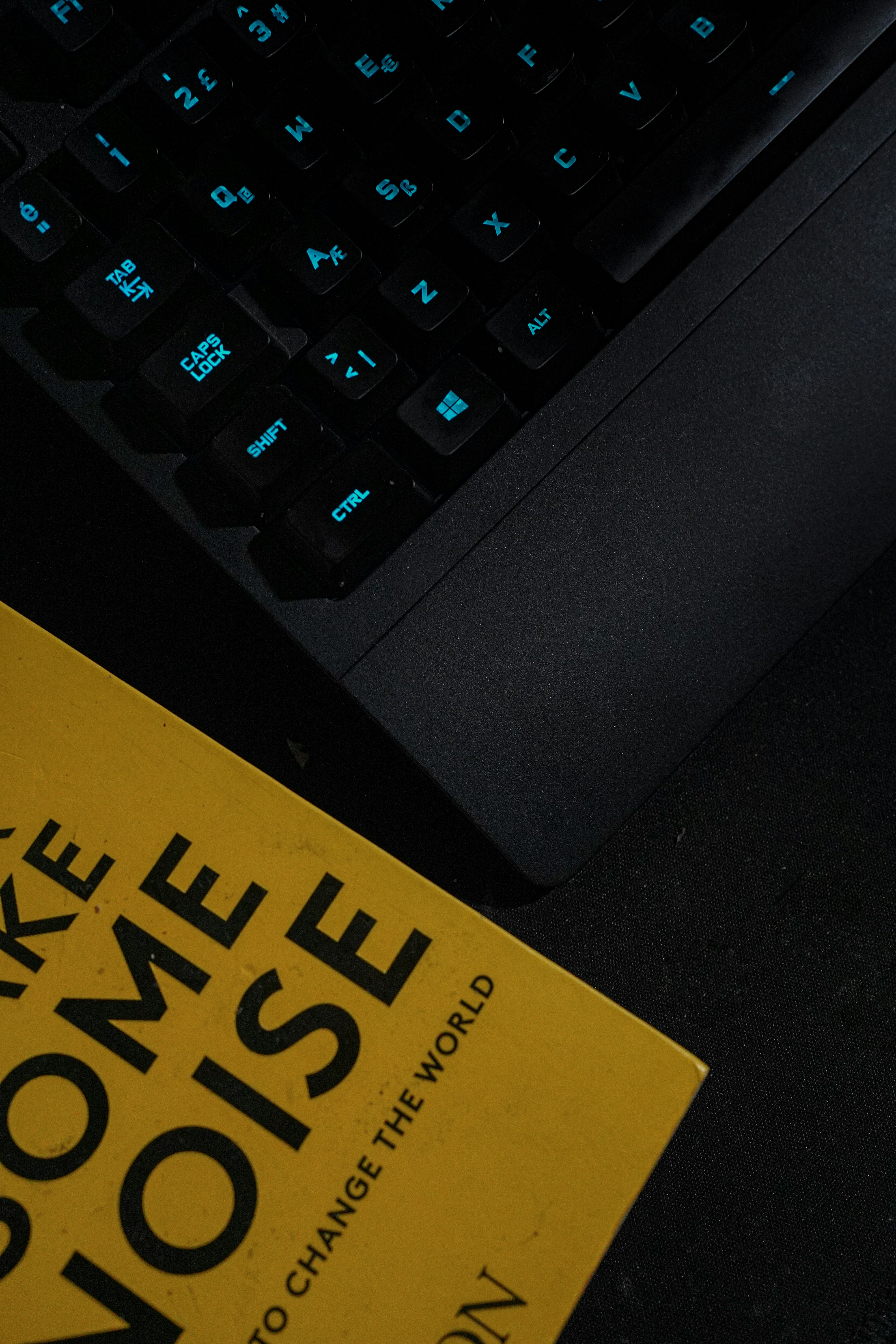 Un gros plan d’un clavier et d’un livre photo – Photo Livre Gratuite ...