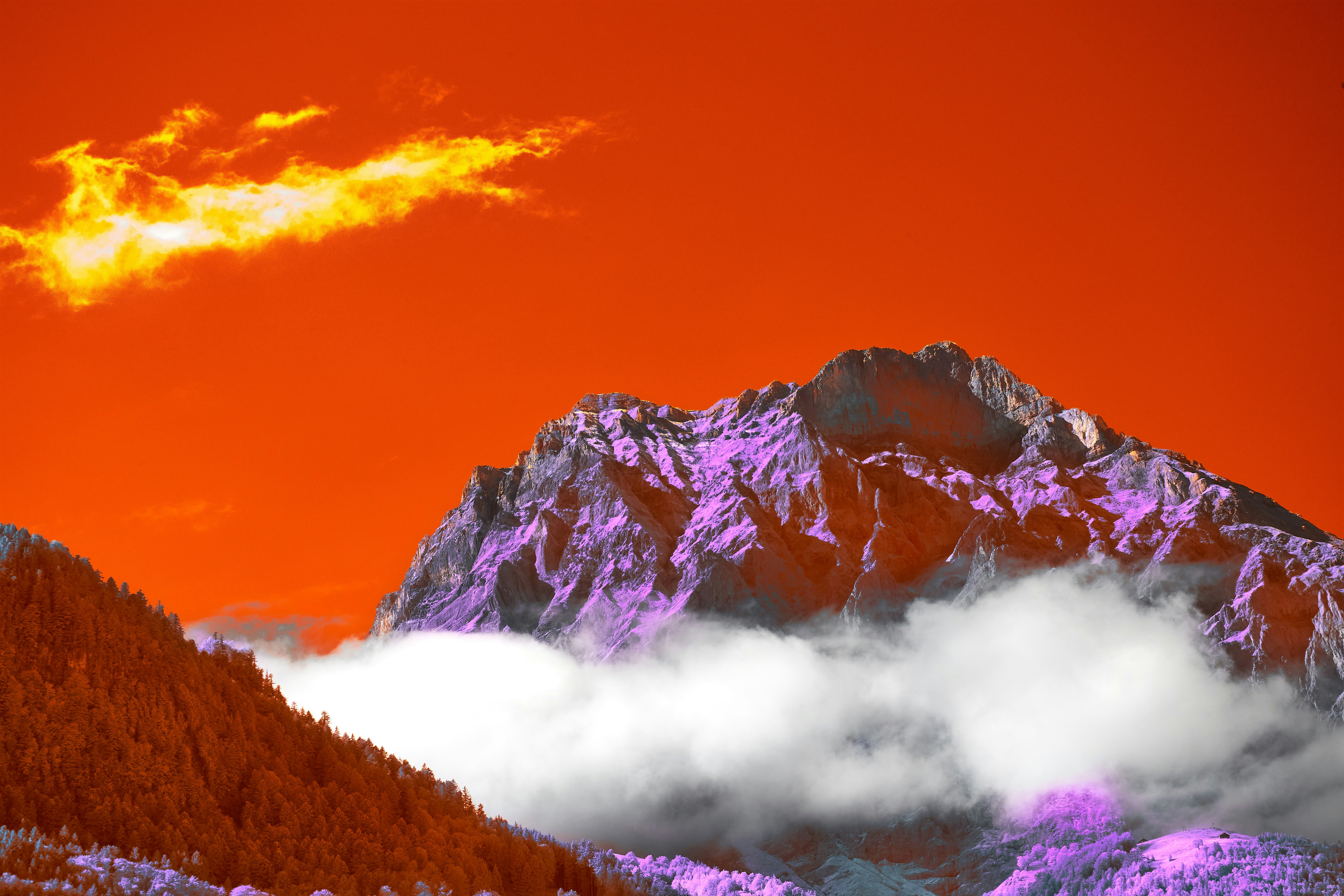 Un ciel rouge et quelques nuages et une montagne photo – Photo Paysage ...