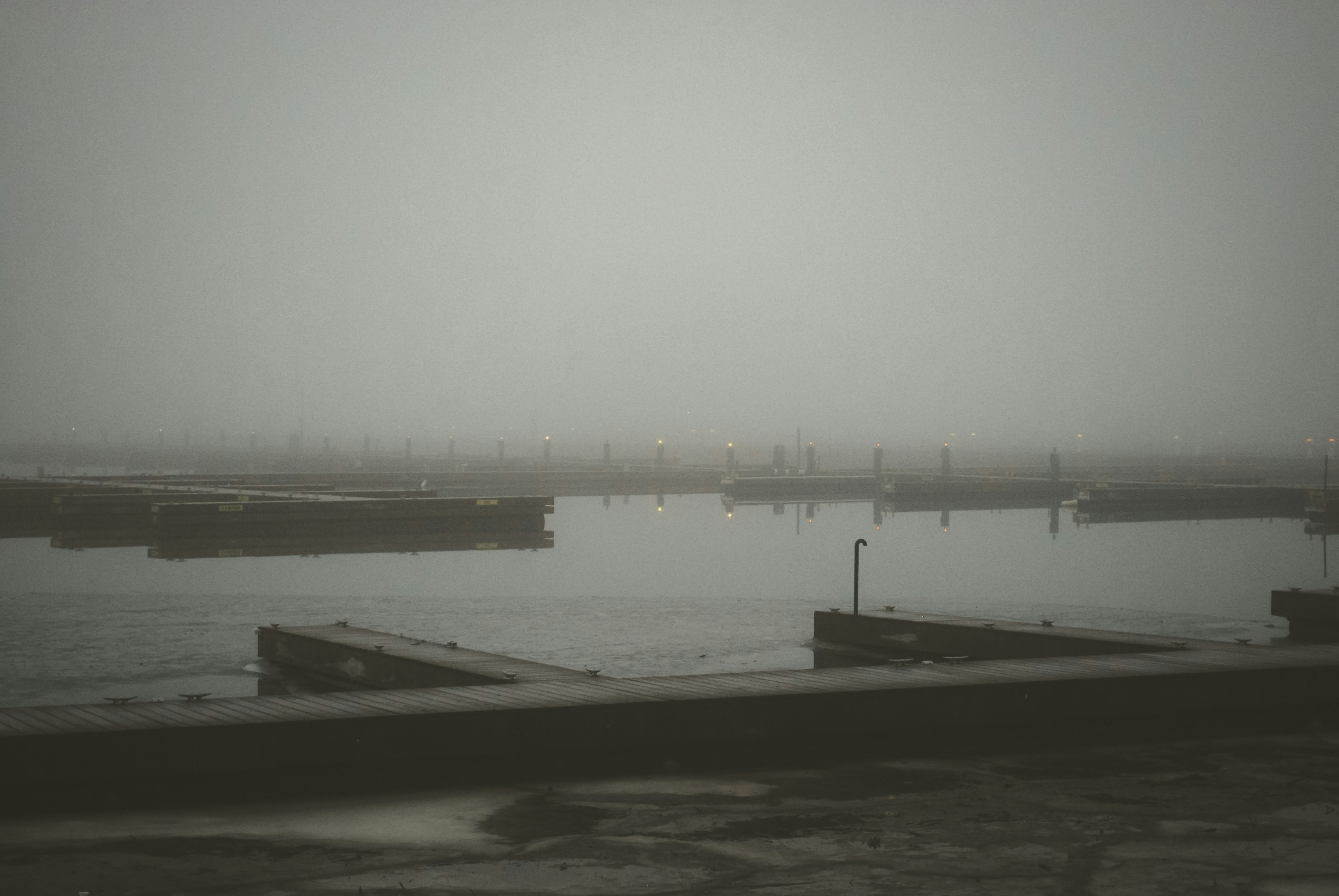 Un cuerpo de agua con un muelle en el medio foto – Imagen de Niebla ...