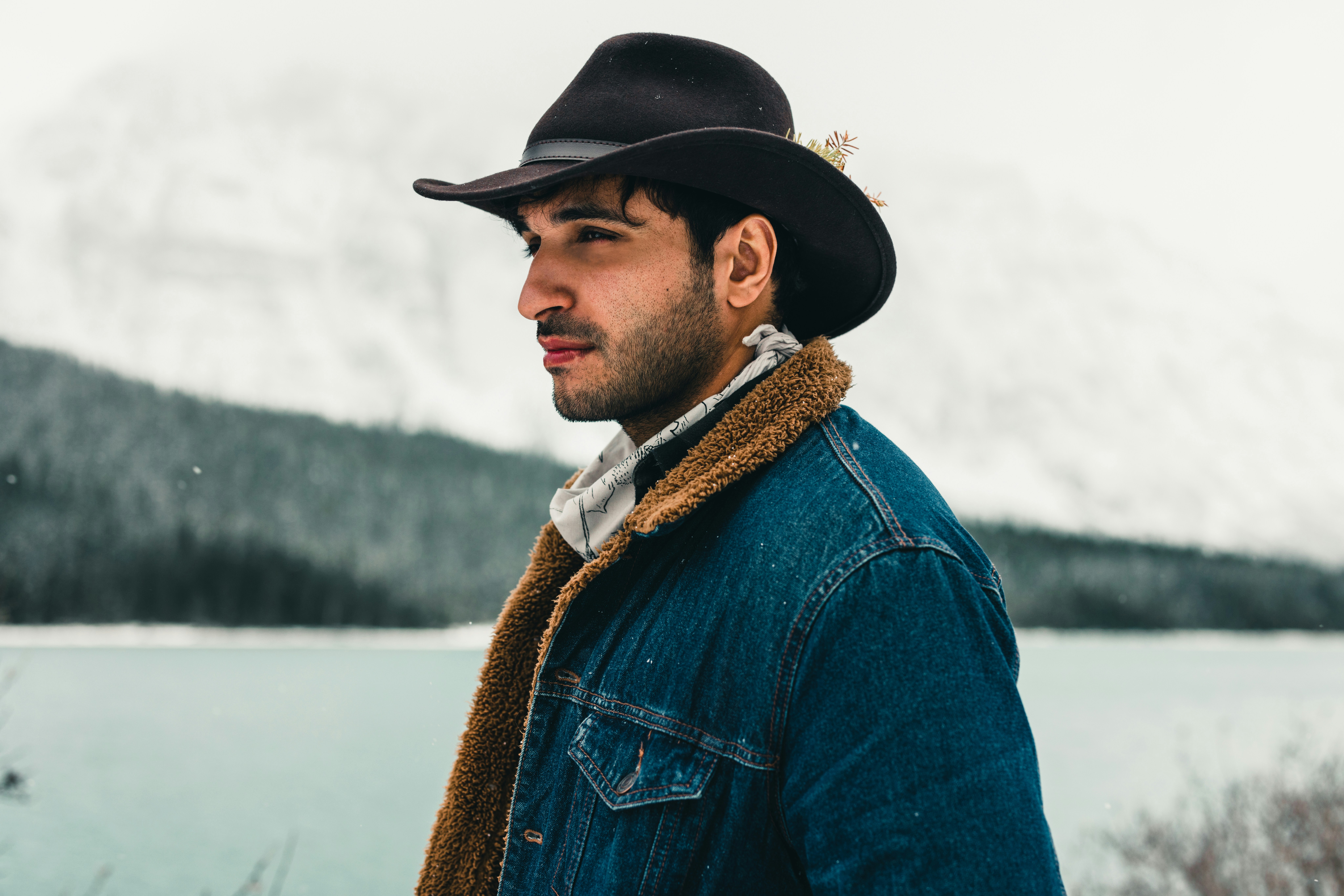 A man wearing a hat and a denim jacket photo – Free Jasper national ...