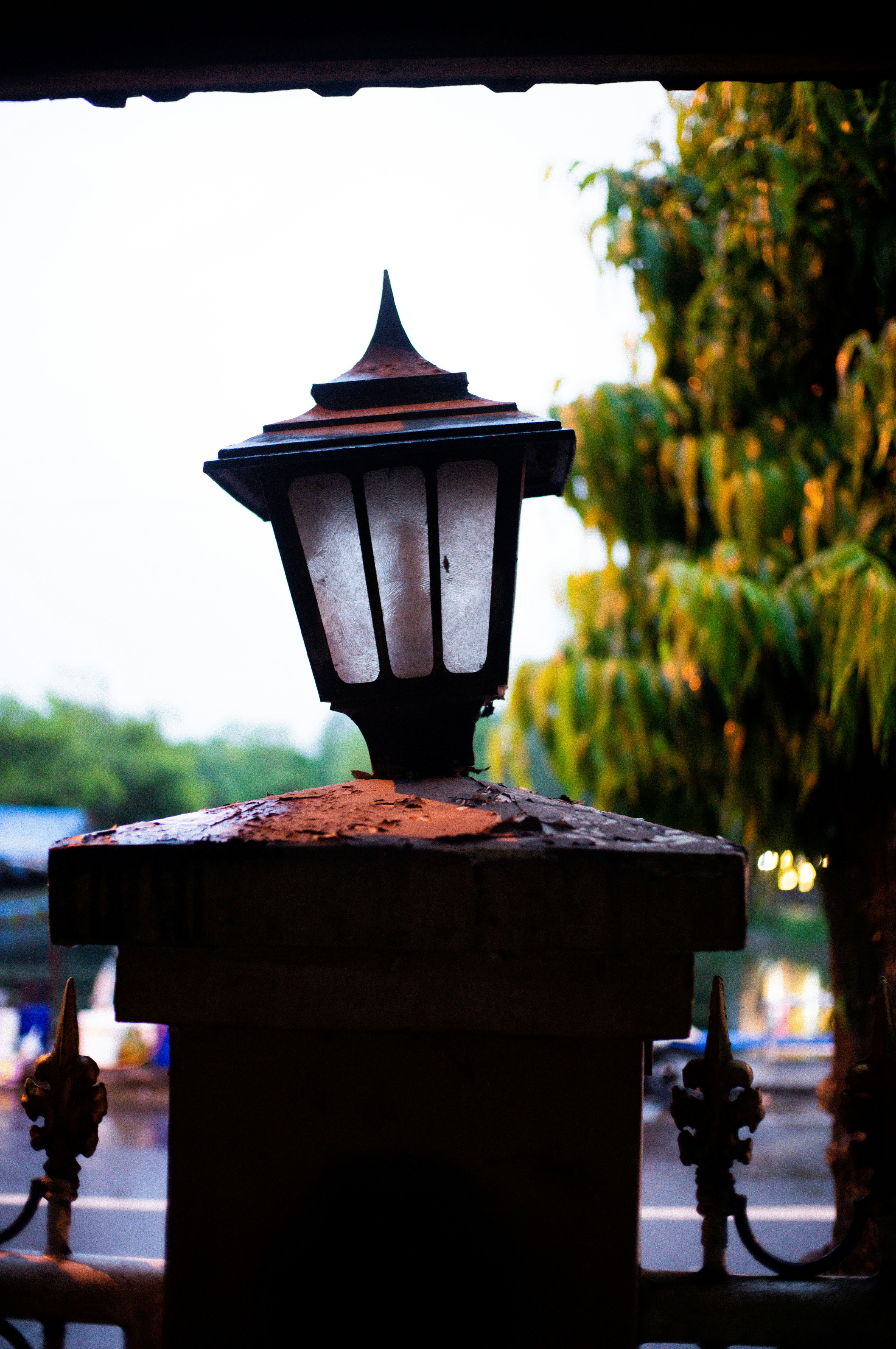a street light sitting on the side of a building