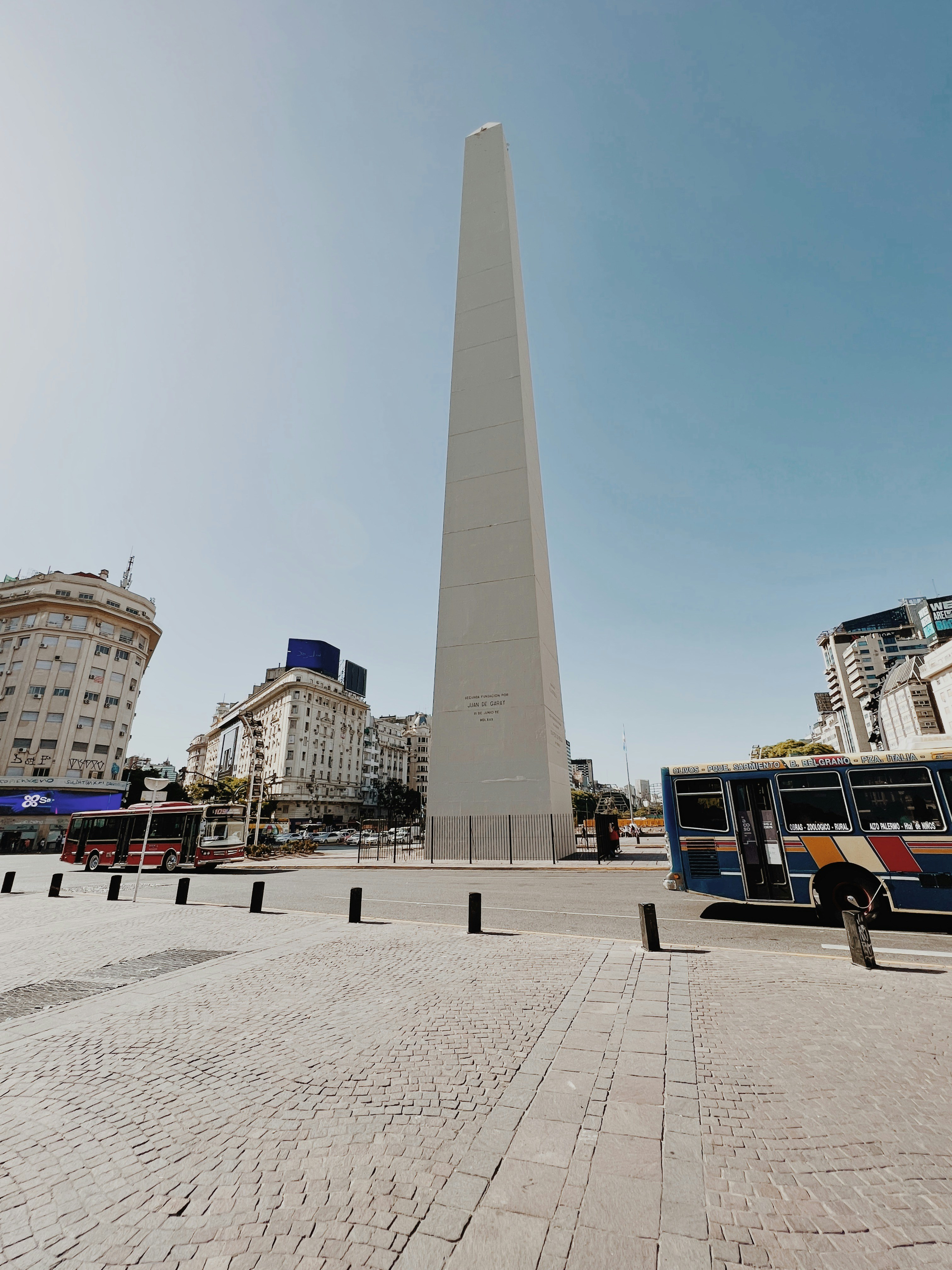 Un obelisco muy alto en medio de una ciudad foto – Imagen de Obelisco ...