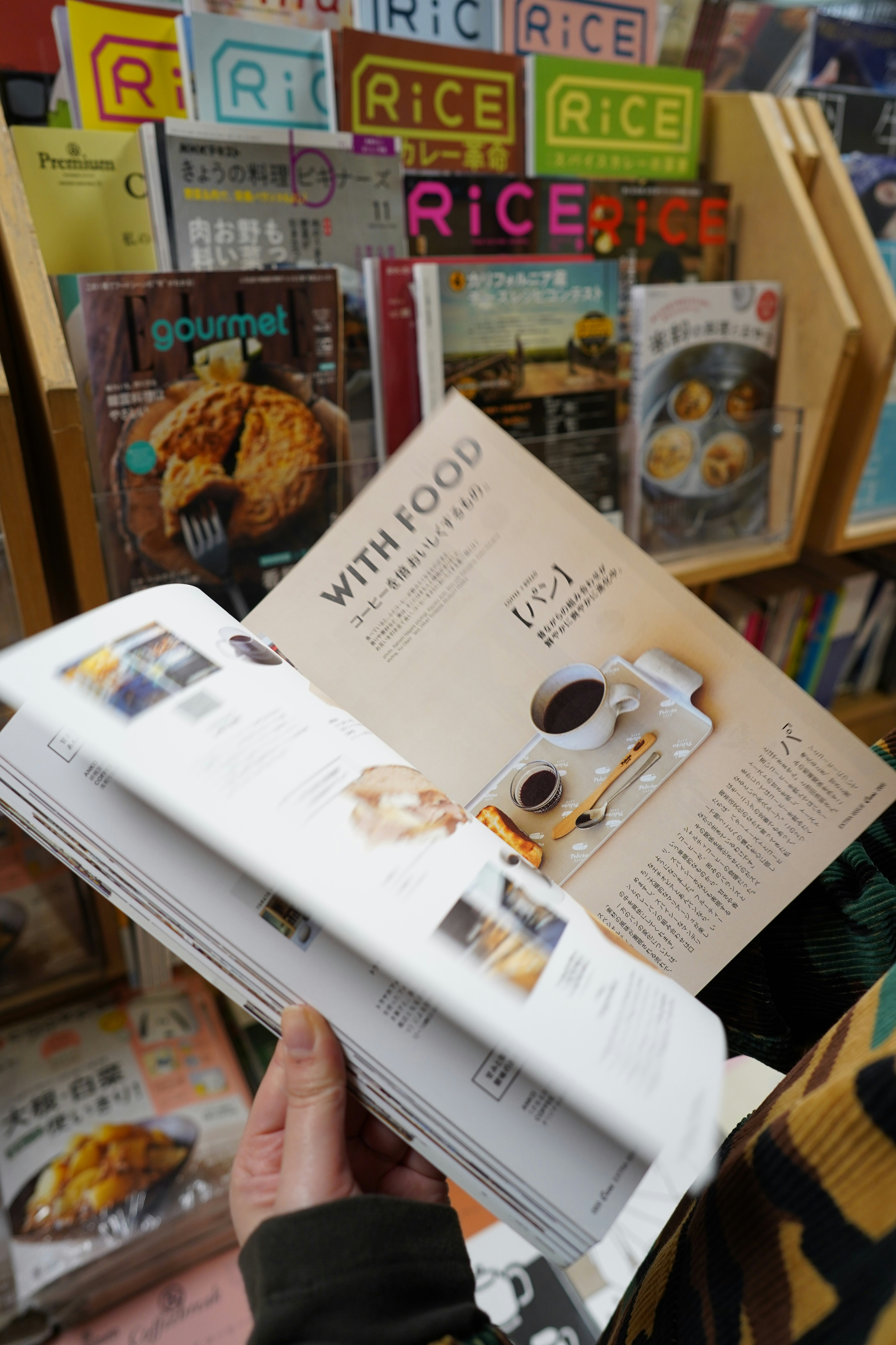 Open Guide: A Traveler’s Moment Between Magazines and a Cookbook