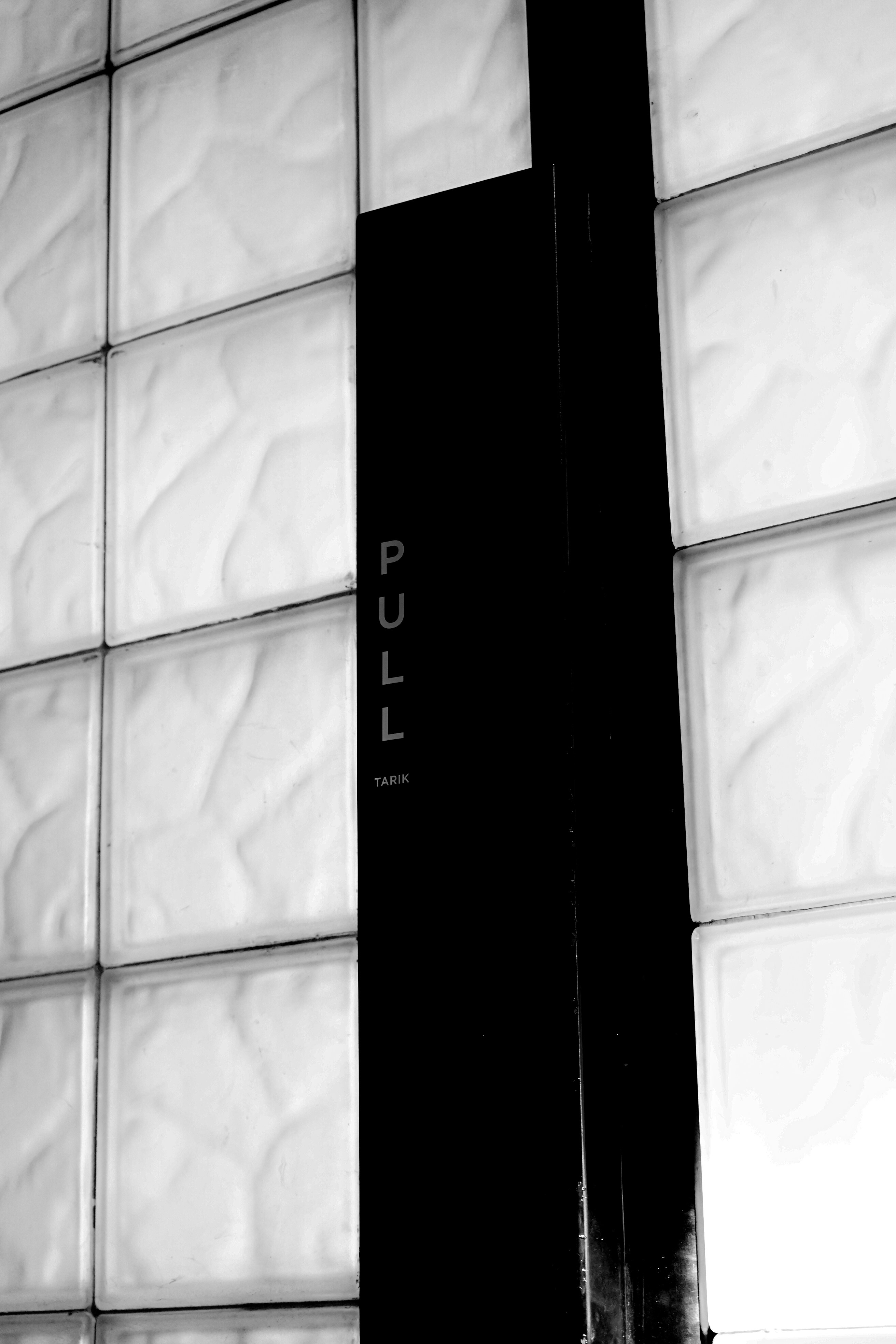 Une photo en noir et blanc d’un grand immeuble photo – Image gratuite ...