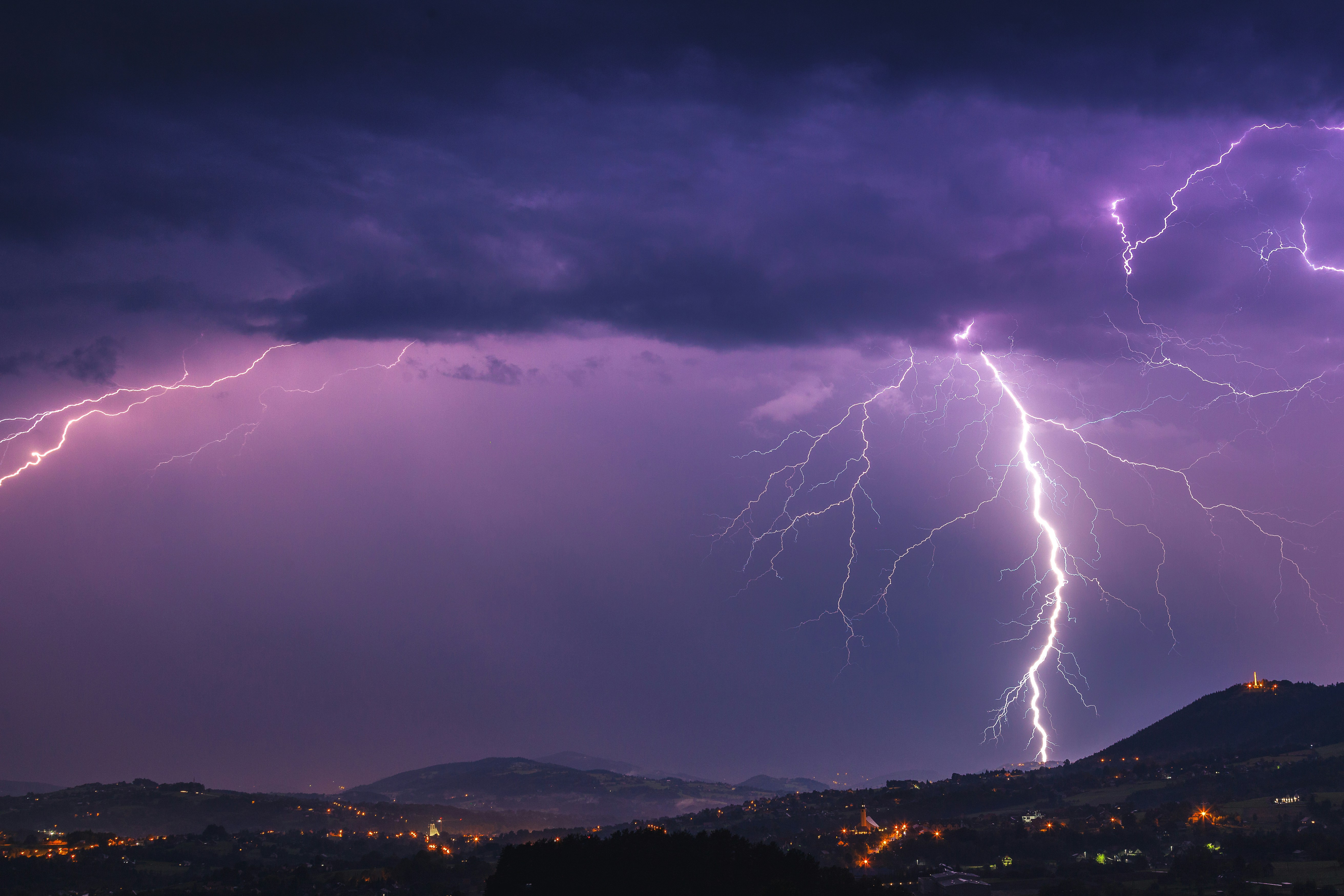 Un orage est vu au-dessus d’une ville la nuit photo – Photo Rêveur ...
