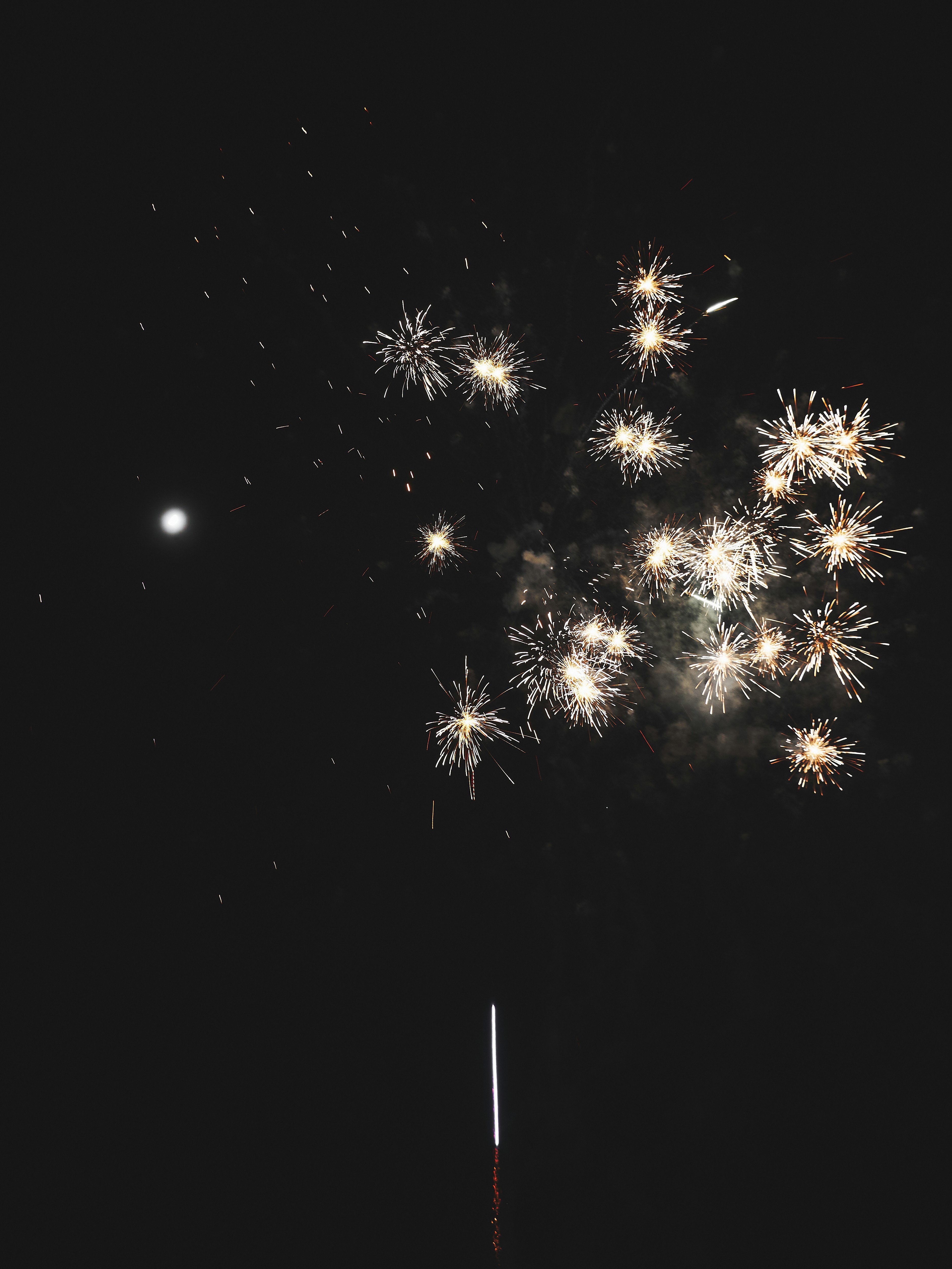 A bunch of fireworks are lit up in the night sky photo – Free Fireworks ...