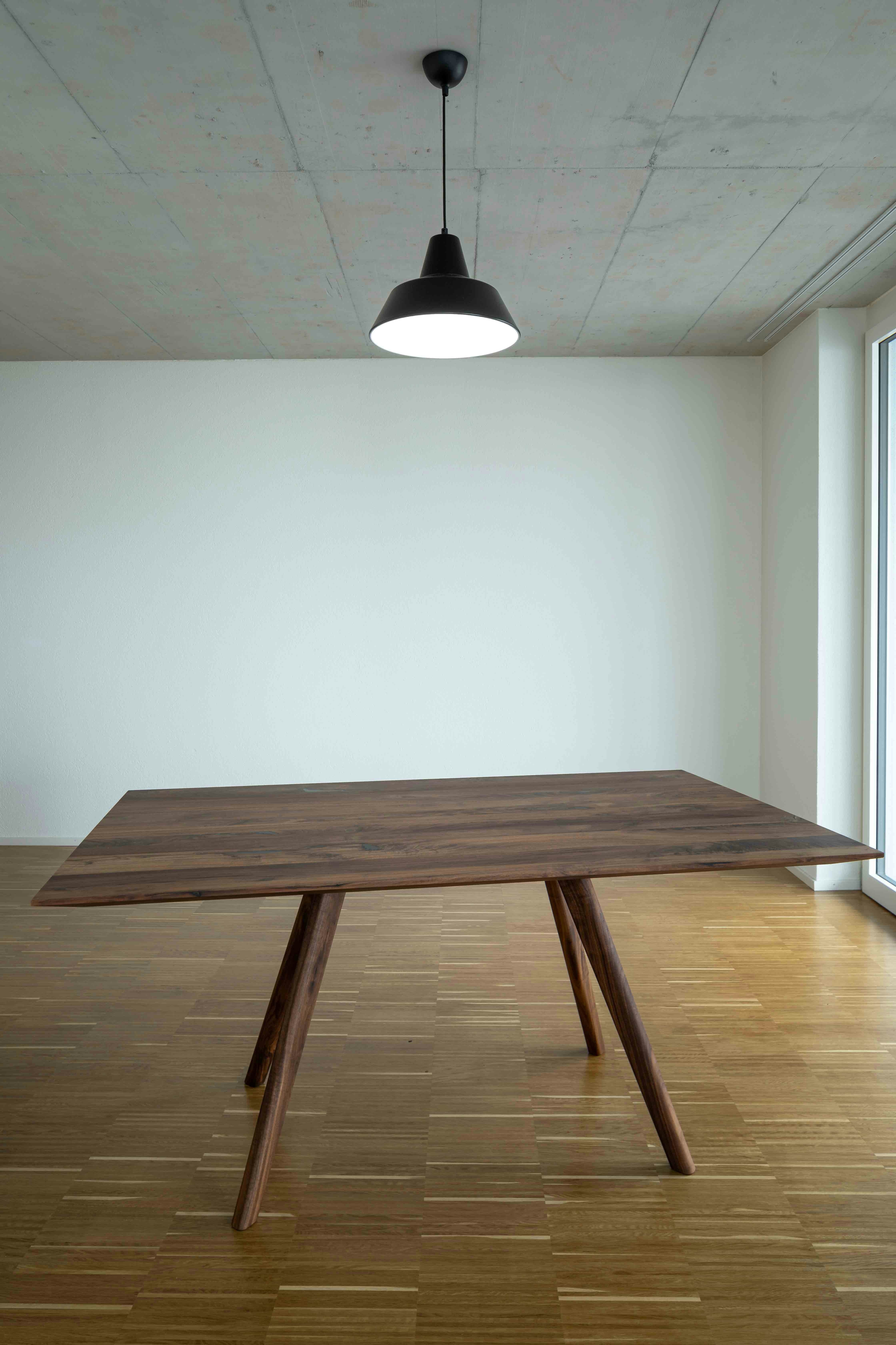 An empty room with a wooden table in the middle photo – Free Furniture ...