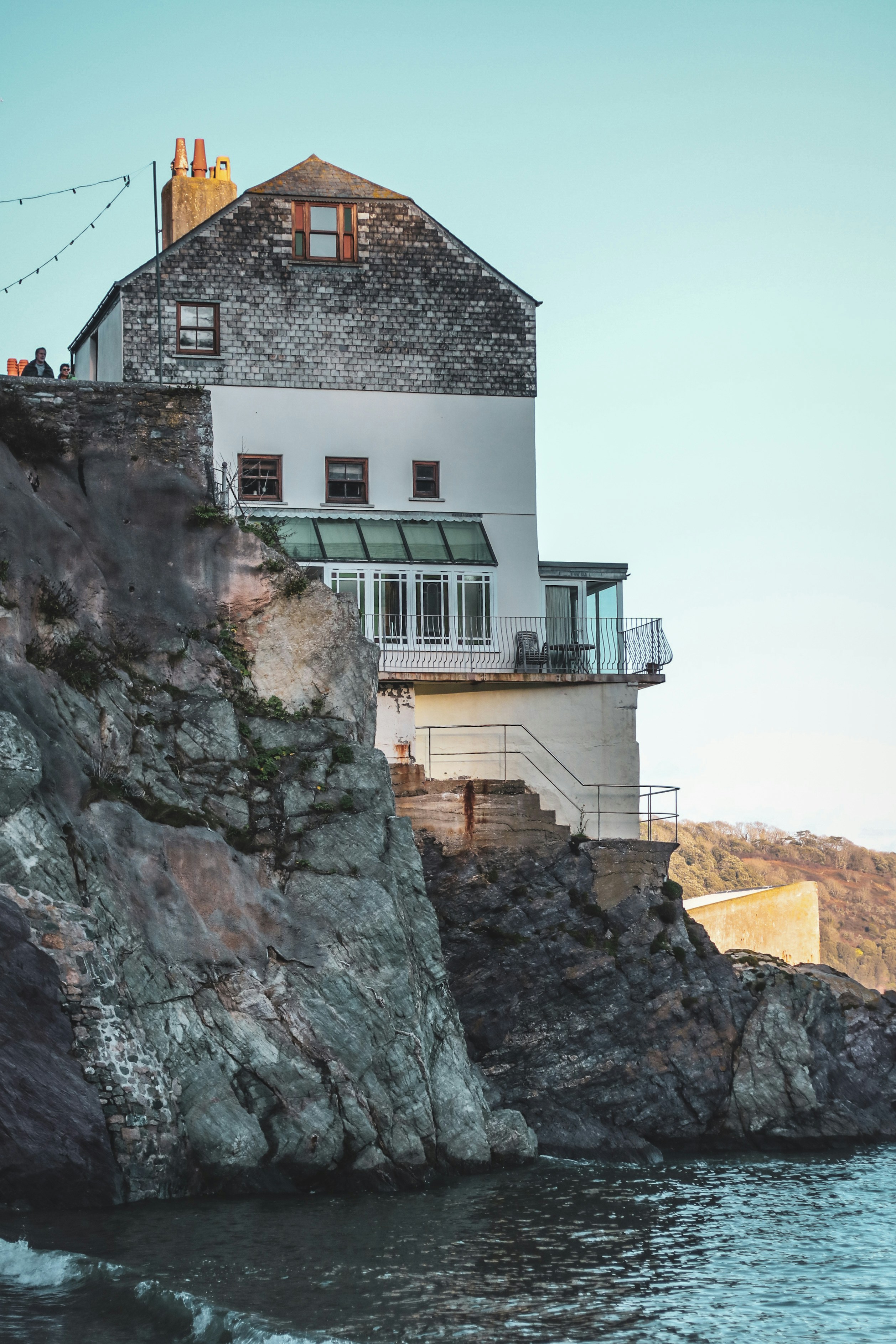 Cliffside Retreat: A House Quietly Clings to the Coastal Edge