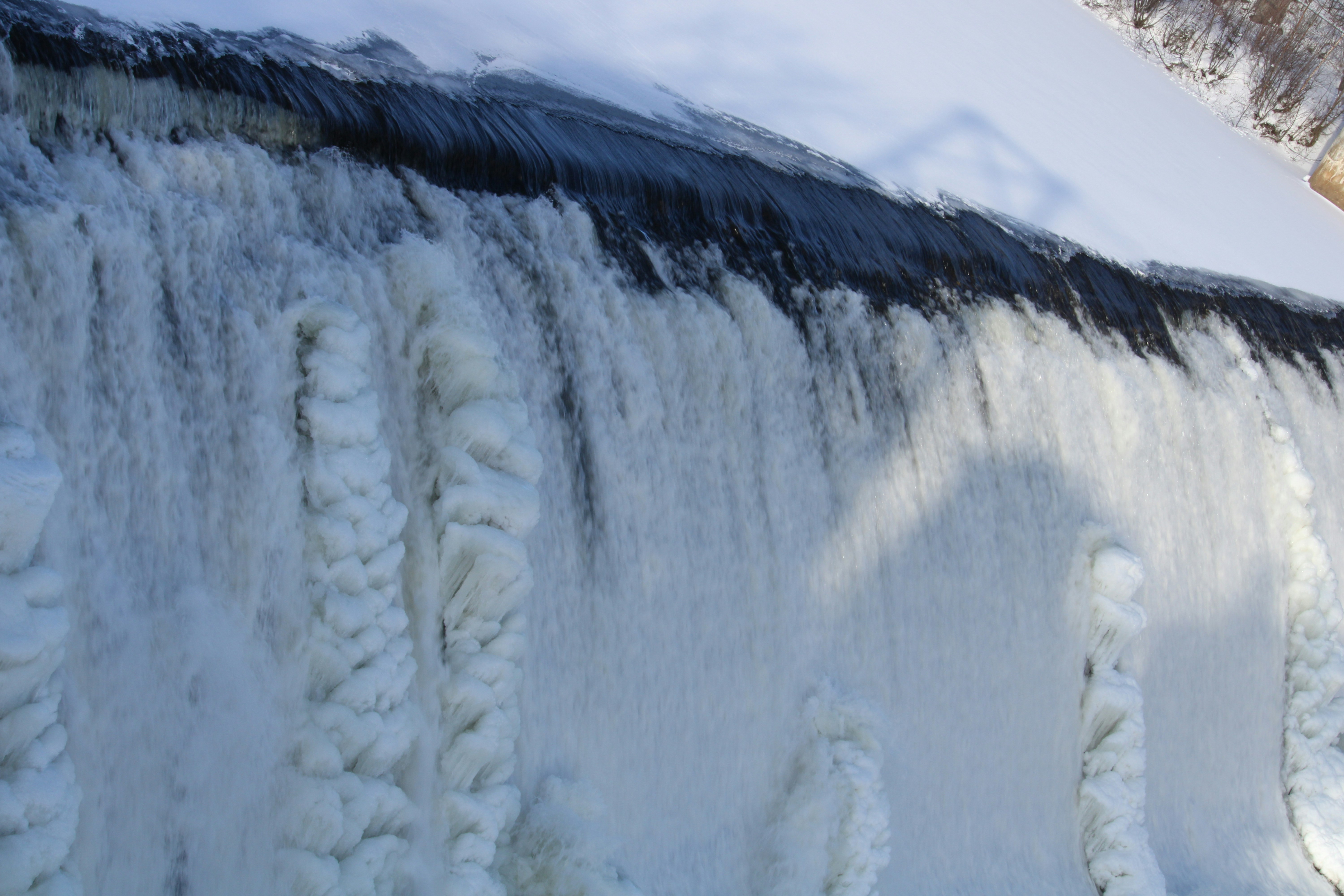 A man riding skis down a snow covered slope photo – Free Montmorency ...
