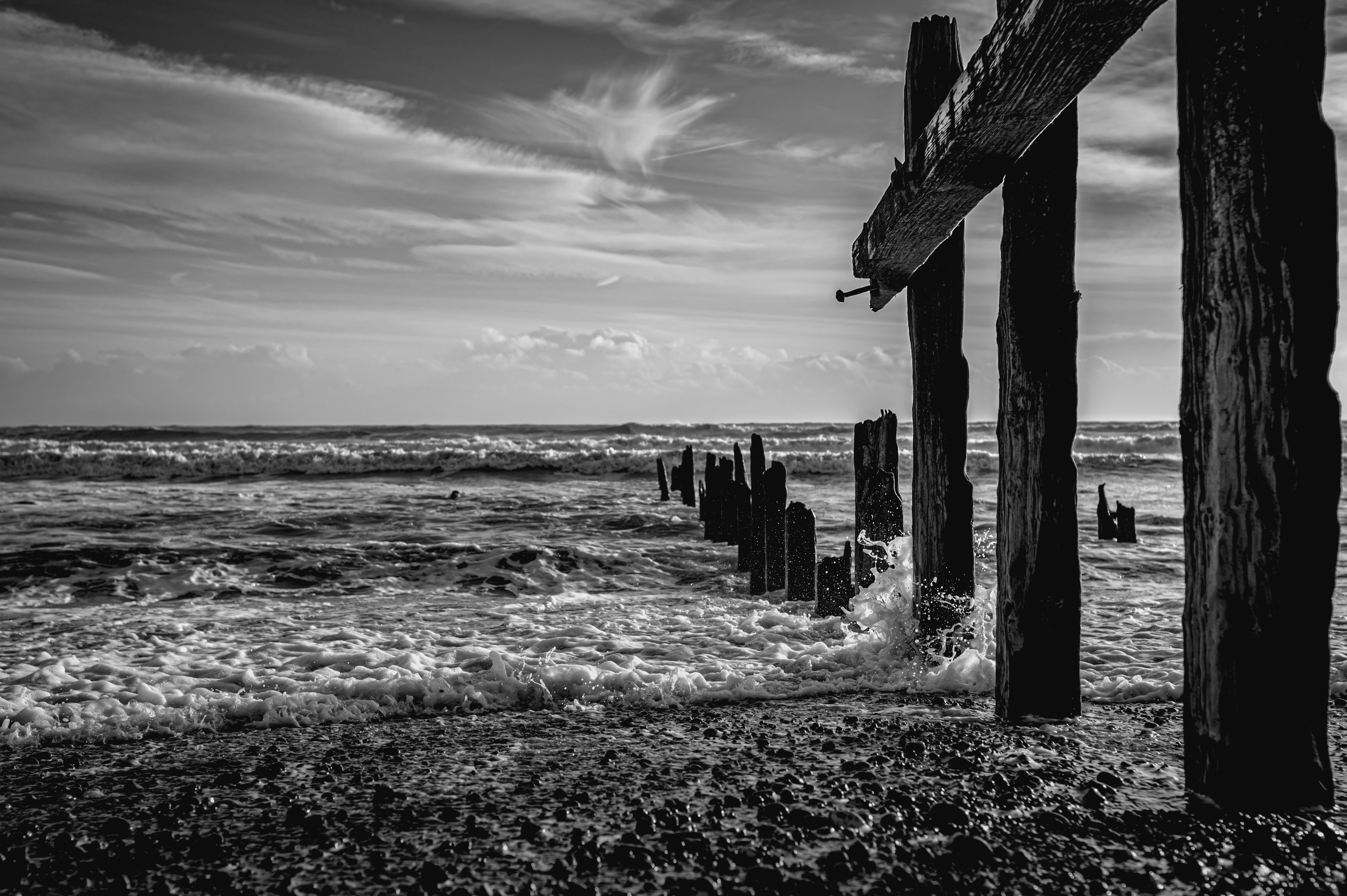 Une photo en noir et blanc d’une jetée en bois photo – Image gratuite ...