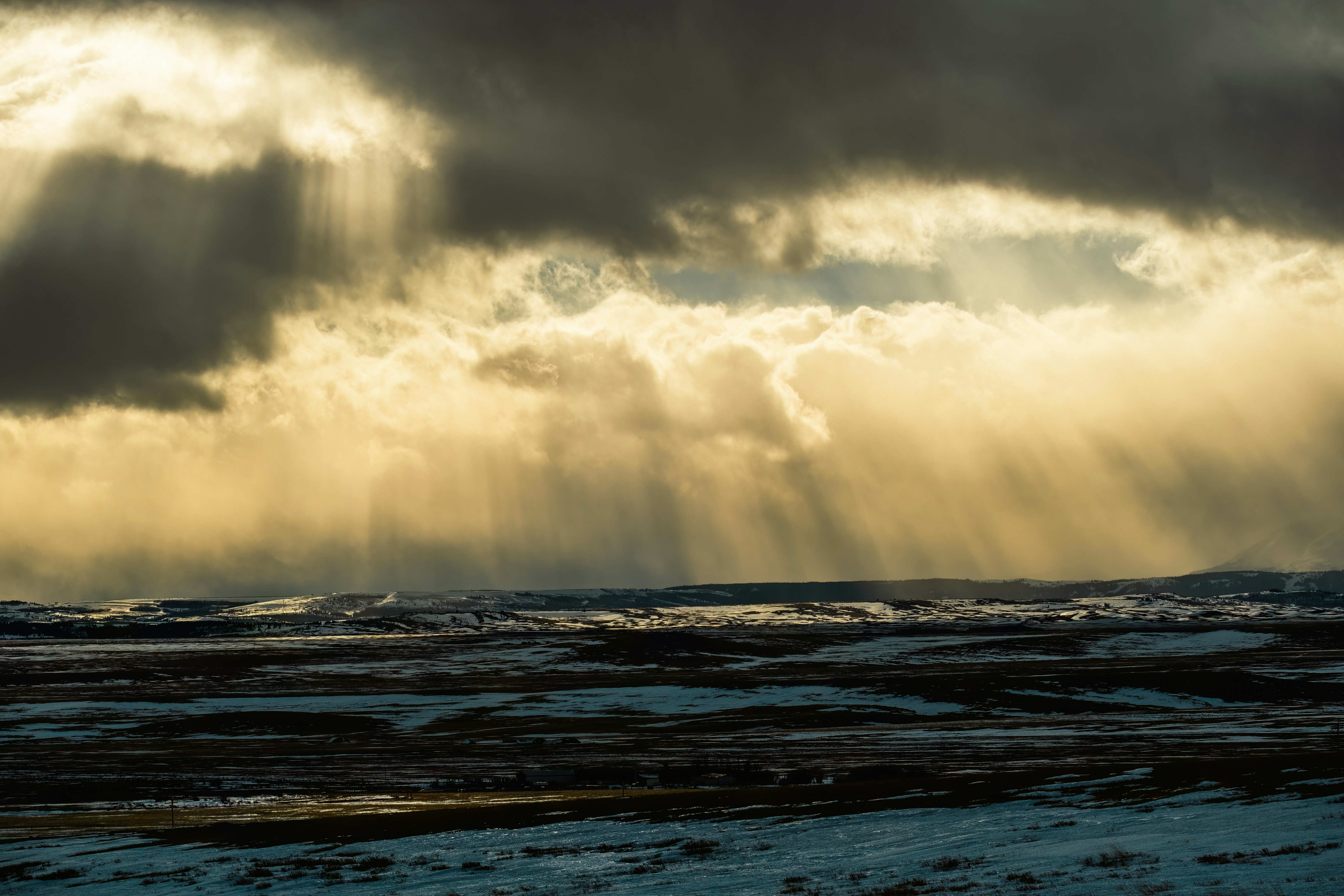 Le soleil brille à travers les nuages au-dessus de l’océan photo ...