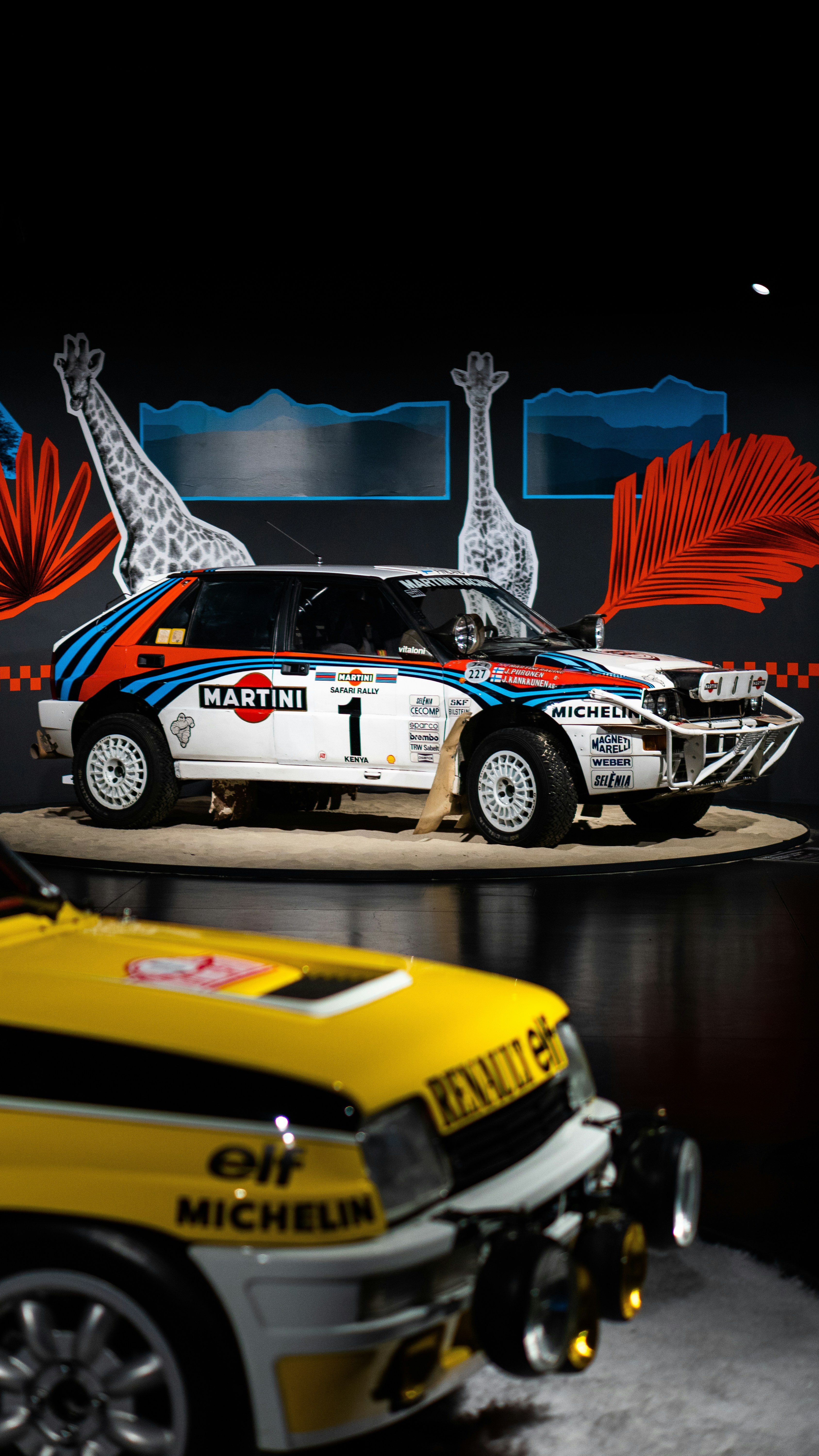 Um carro com uma girafa pintada na lateral foto – Imagem grátis sobre ...