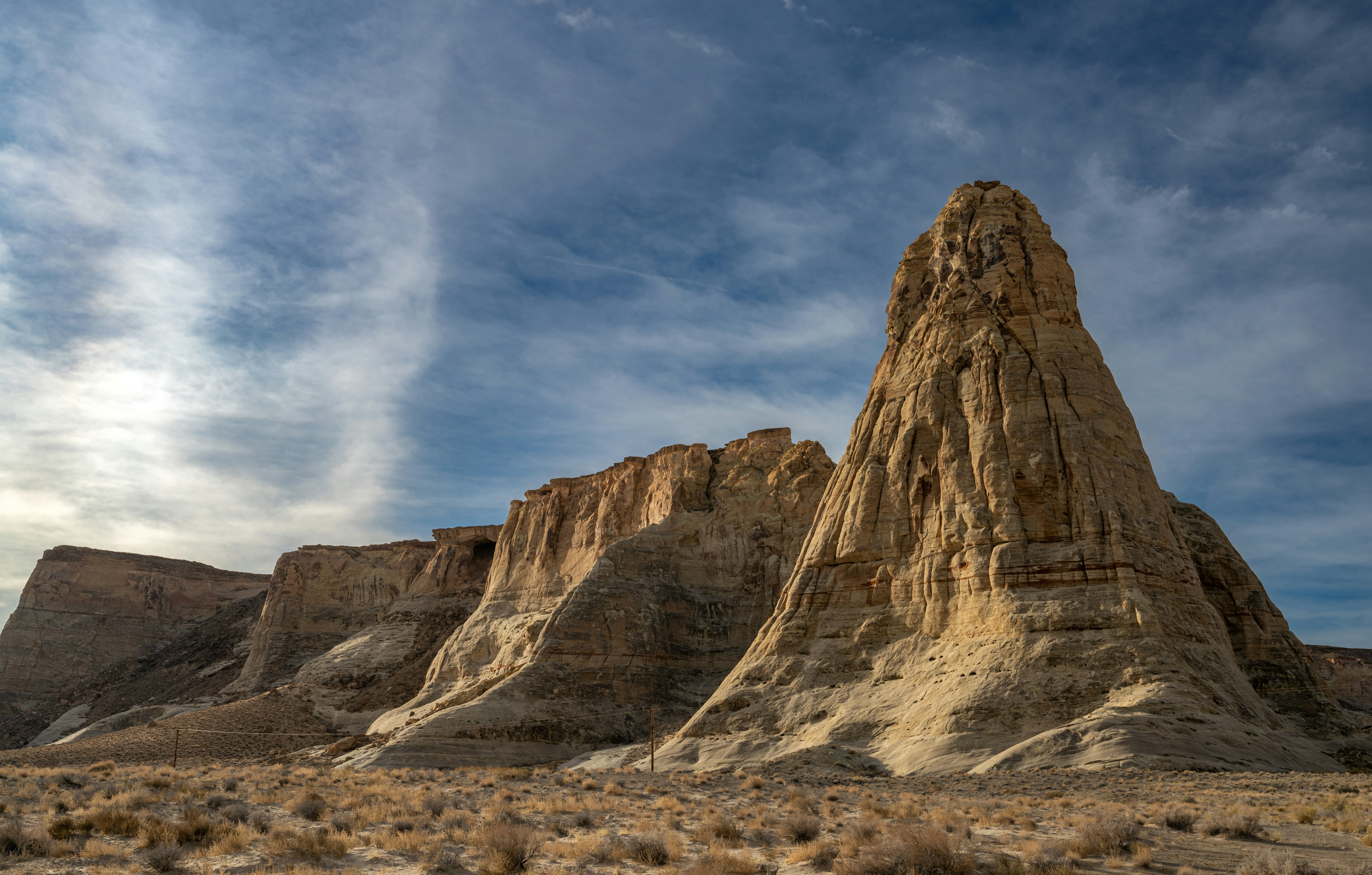 Une grande formation rocheuse au milieu d’un désert photo – Photo Utah ...