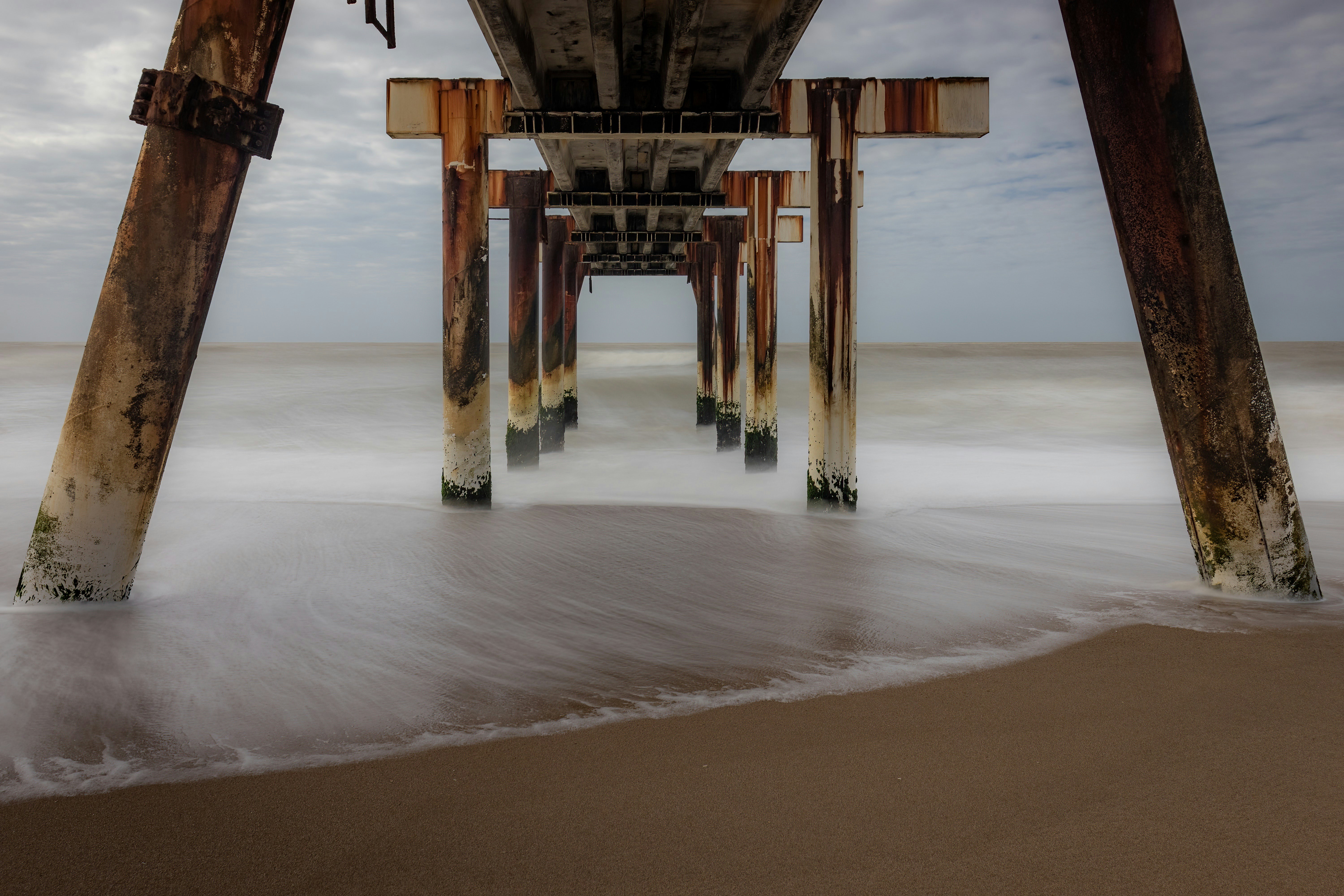 Foto zum Thema Blick auf einen Pier vom Strand aus – Kostenloses Bild ...