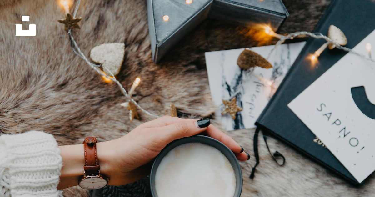 Une Femme Tenant Une Tasse De Café Sur Un Tapis à Fourrure Photo