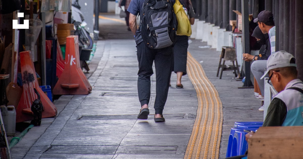 기차 옆 보도를 걷고 있는 한 무리의 사람들 사진 Unsplash의 무료 자카르타 이미지