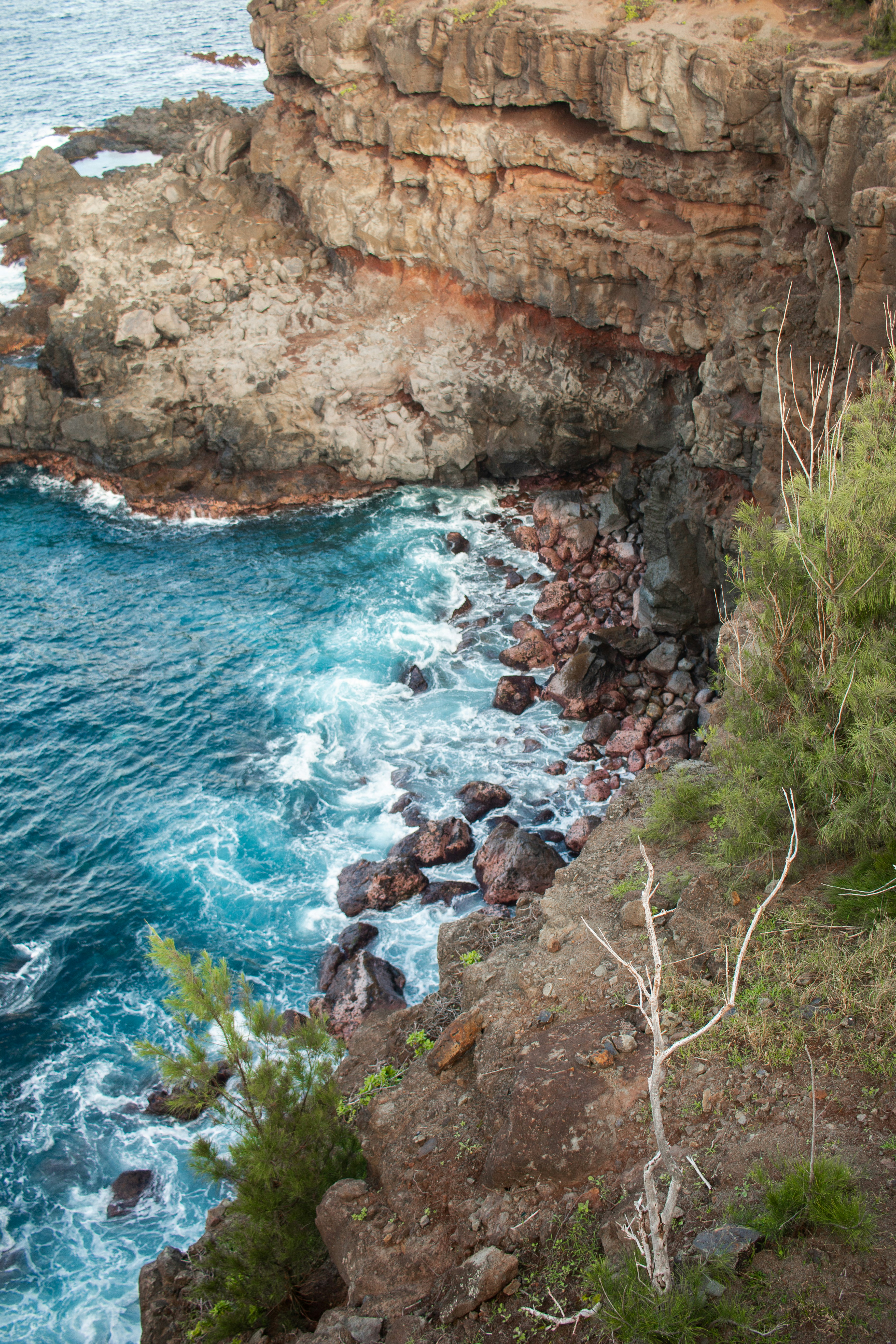 Foto Un acantilado rocoso domina un cuerpo de agua – Imagen gratis en ...
