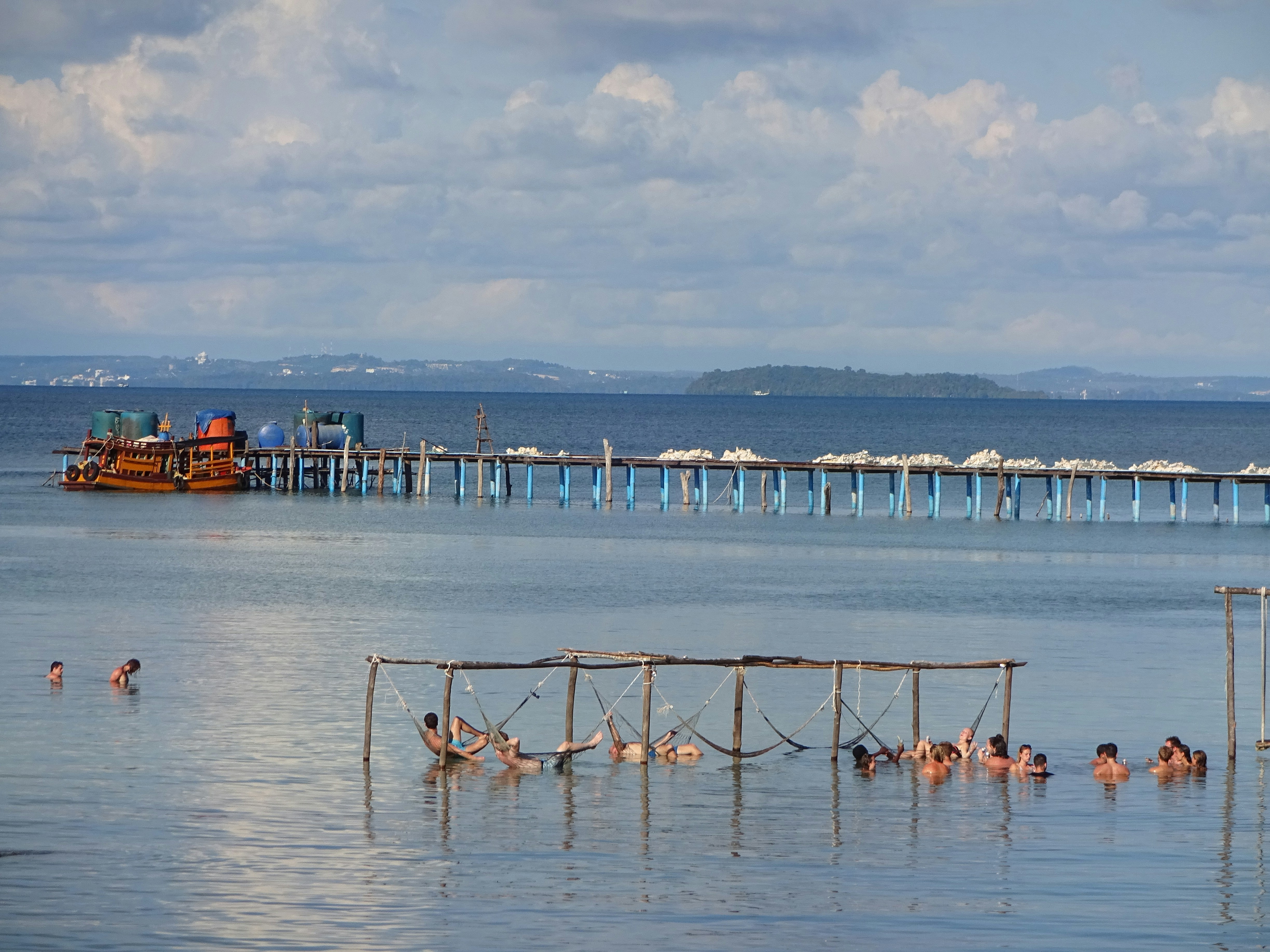 A group of people swimming in a body of water photo – Free Boat Image ...