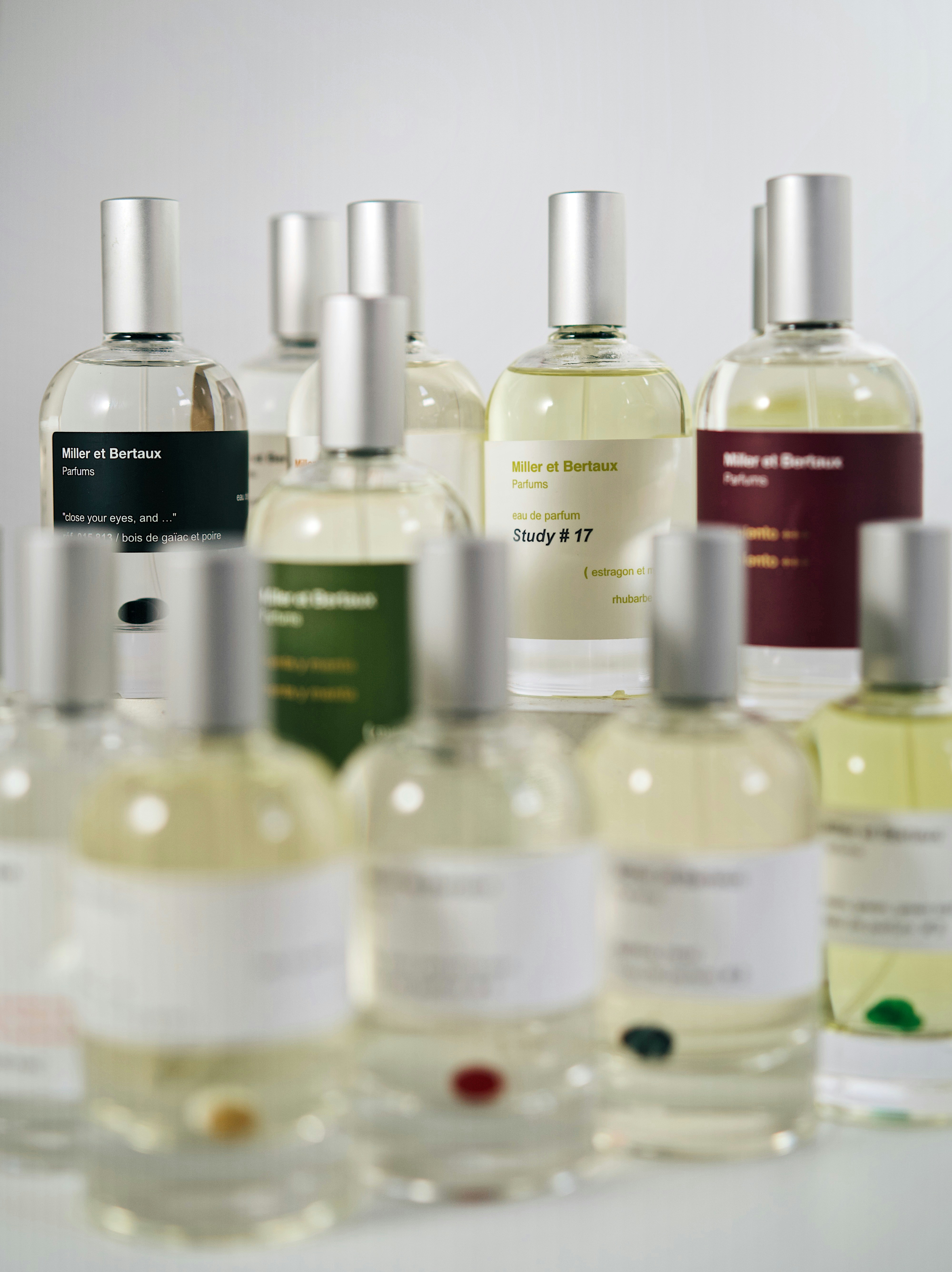Un groupe de flacons de différents types de parfums photo – Photo ...