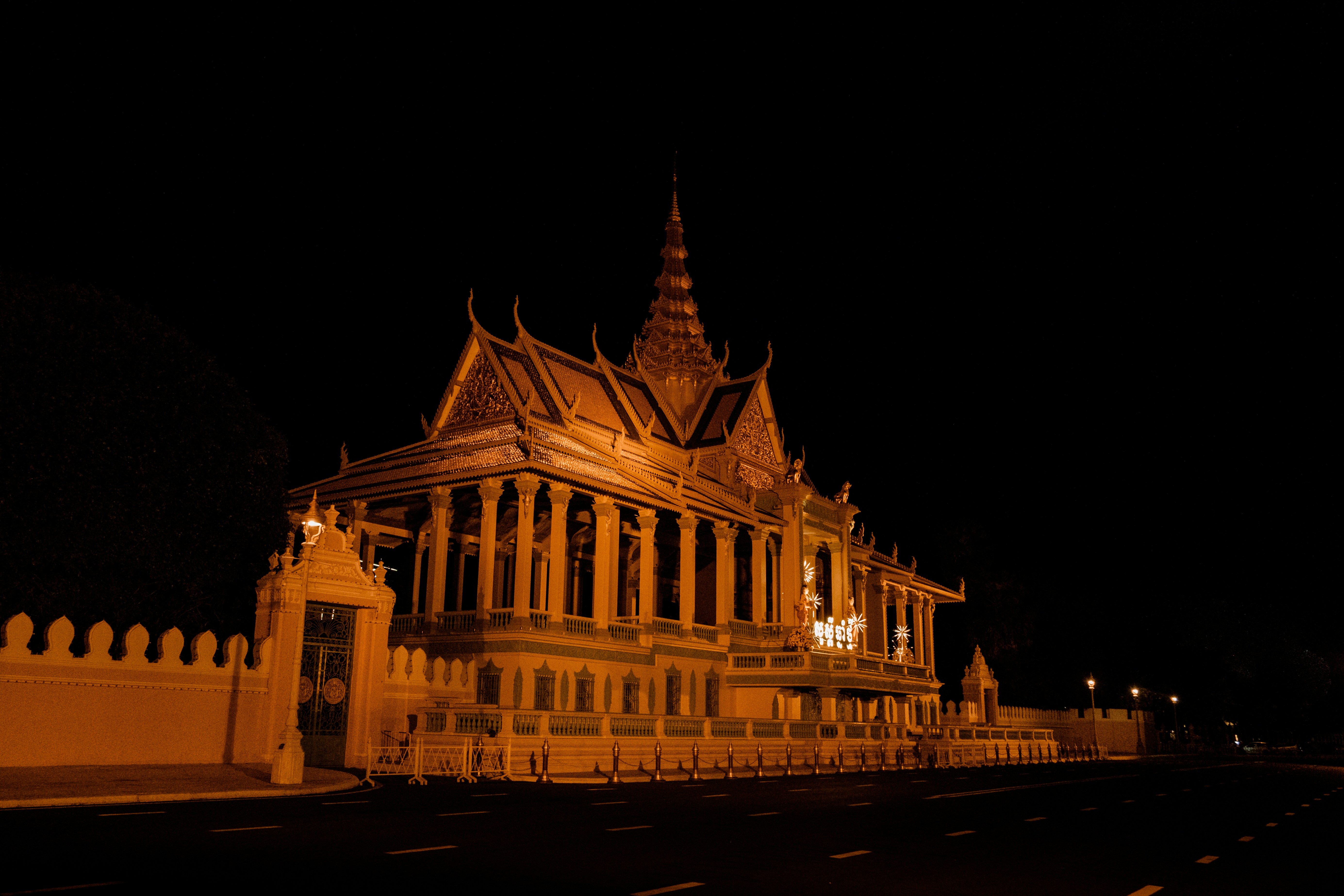 Amber Spires at Night: A Lantern-lit Thai Temple on a Quiet Street