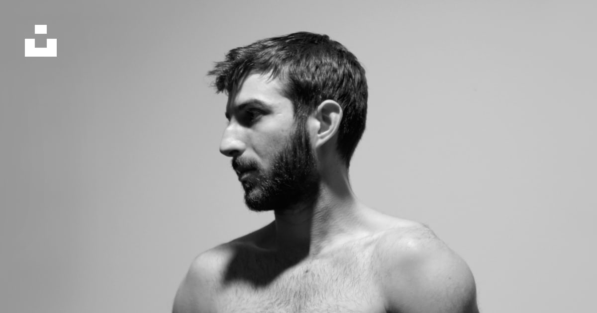 あごひげを生やし、シャツを着ていない男が写真のポーズをとっているの写真 Unsplashの無料腹筋写真