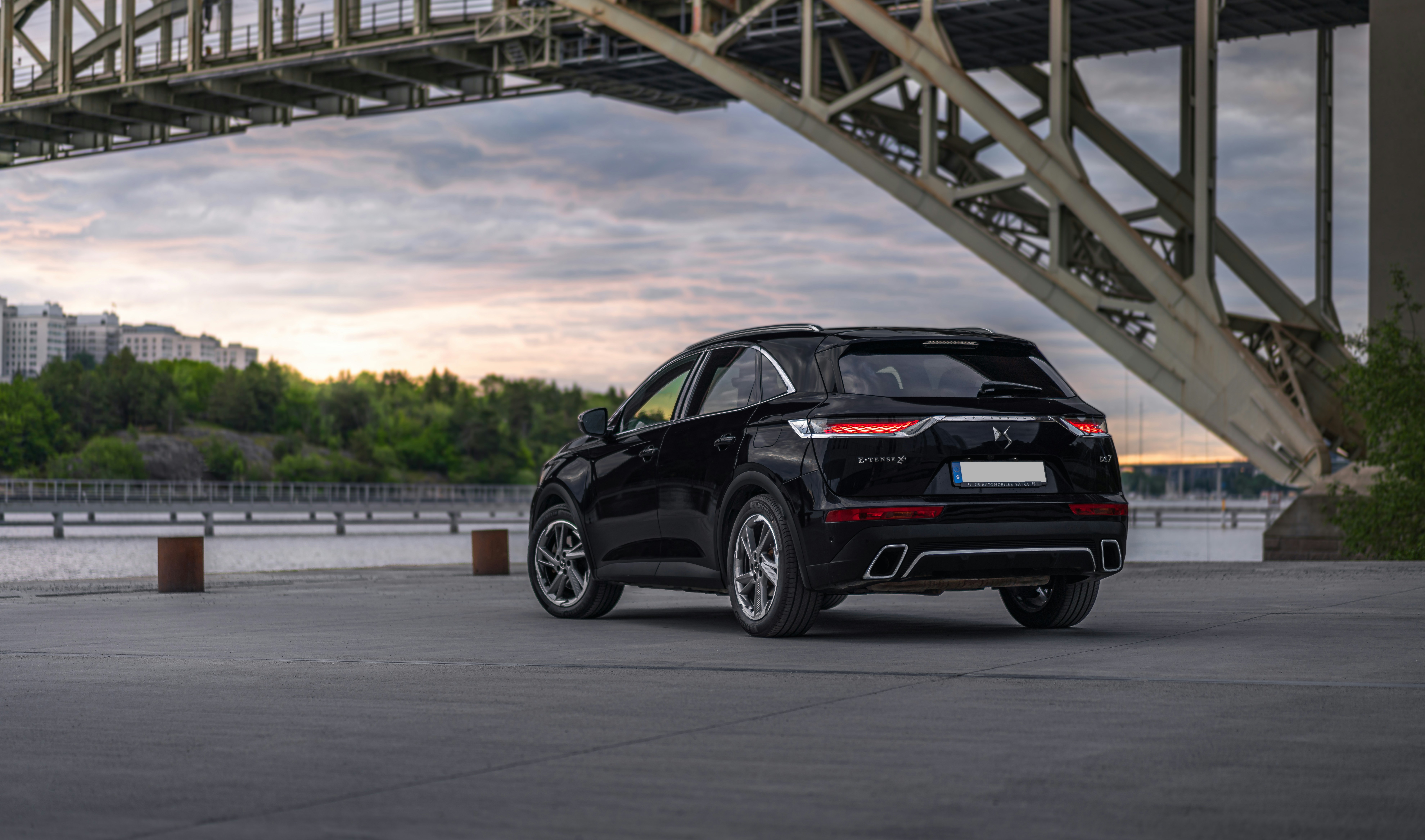 A black suv is parked under a bridge photo – Free Vehicle Image on Unsplash