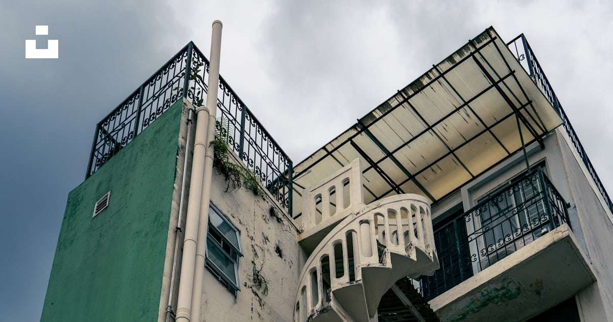 Un Edificio Muy Alto Con Una Escalera De Caracol Foto Imagen De