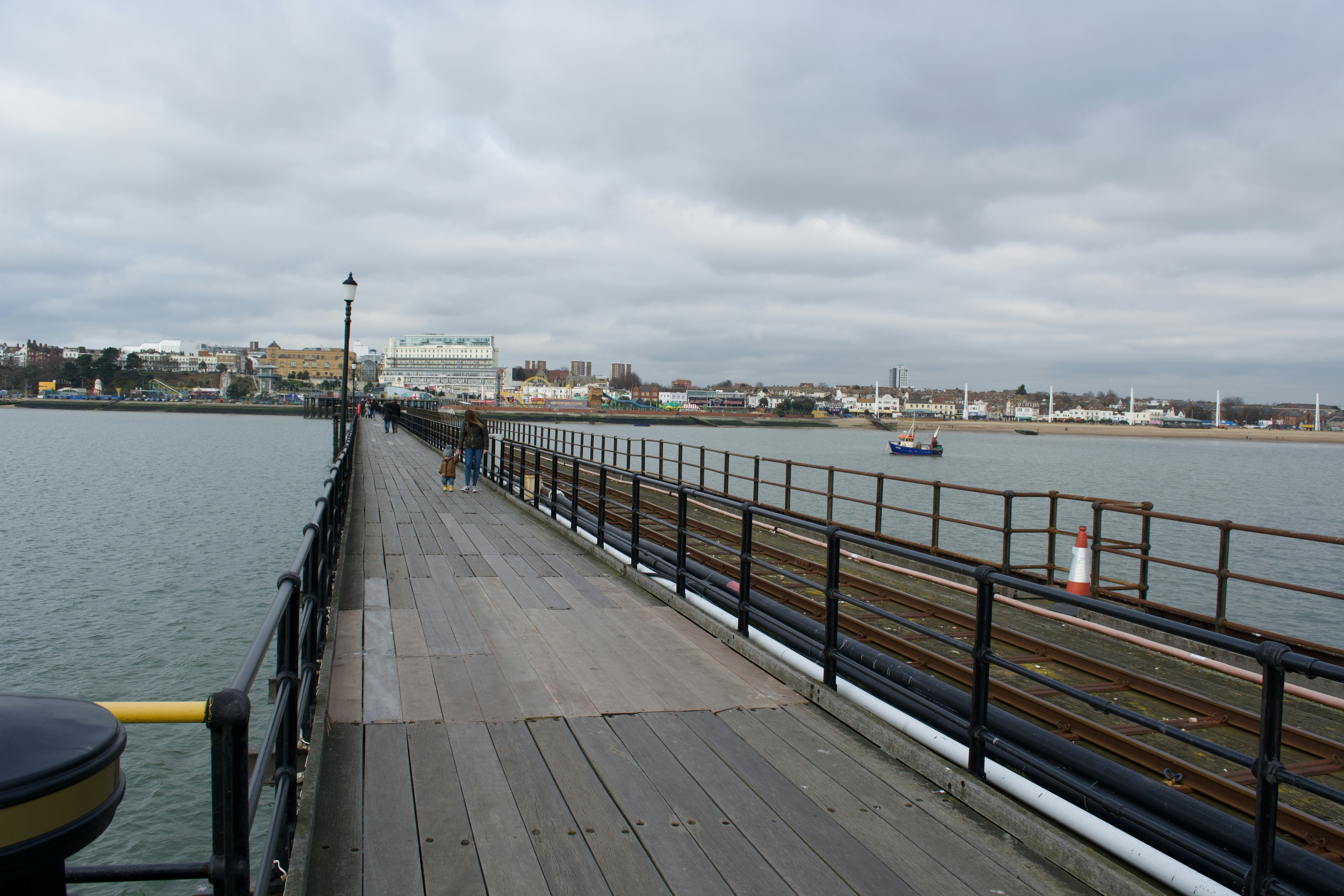 Un largo muelle con un barco en el agua foto – Imagen de Paisaje ...