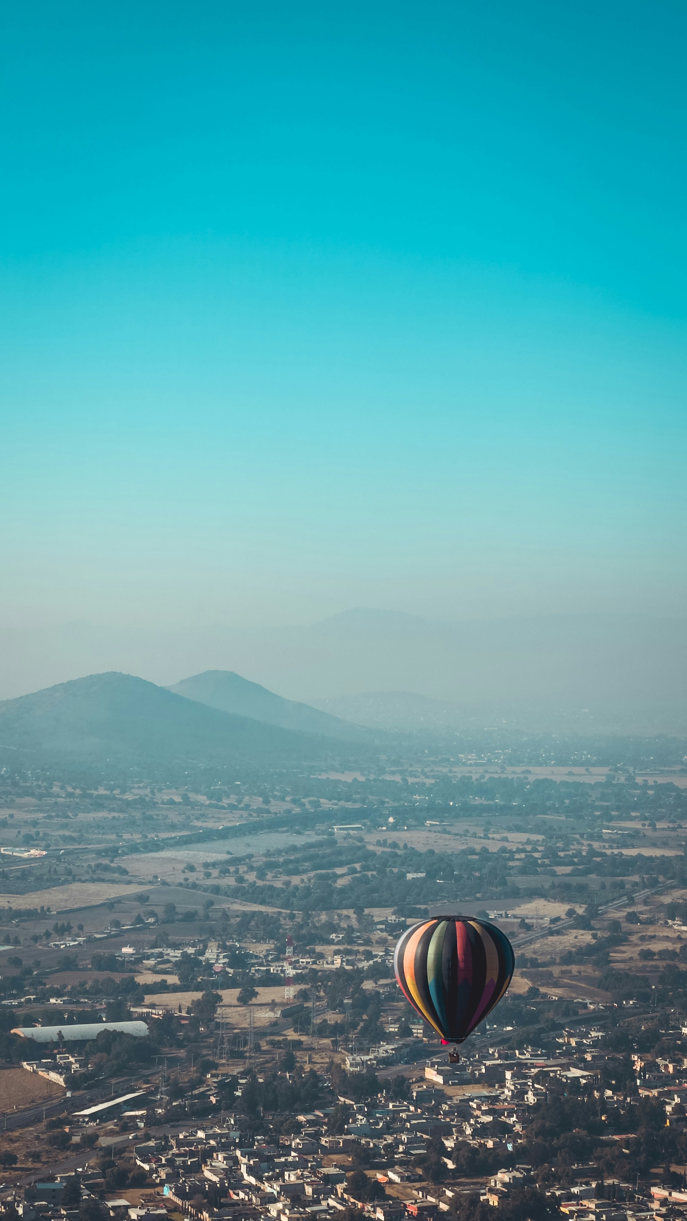 Une montgolfière survolant une ville photo – Photo Paysage urbain ...