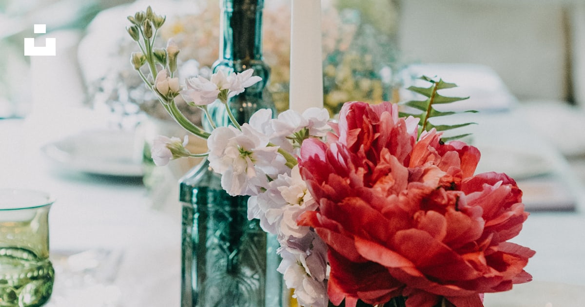 Une Table Surmontée De Deux Vases Remplis De Fleurs Photo Photo Date