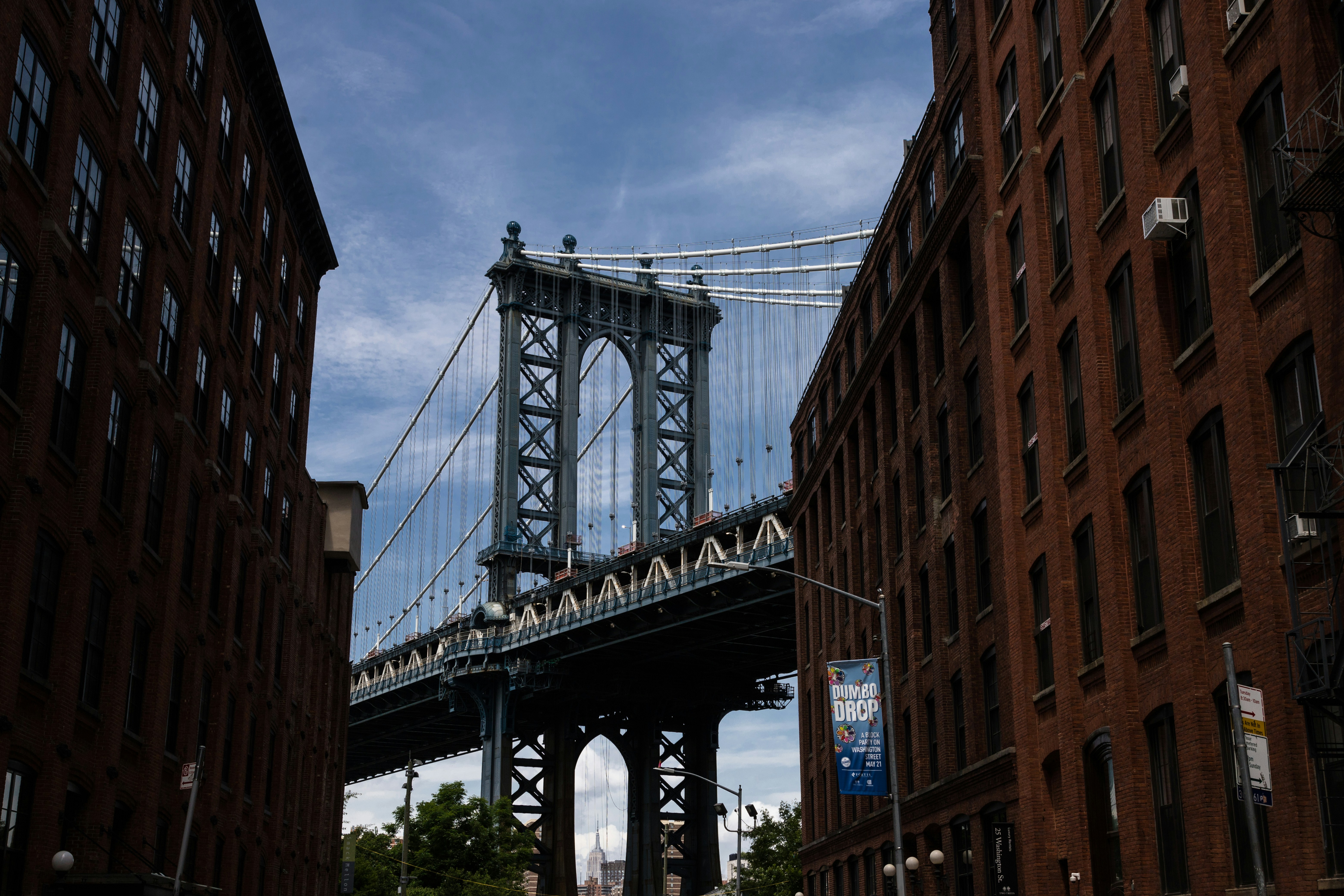 A tall bridge spanning over a city street photo – Free Fulton ferry ...