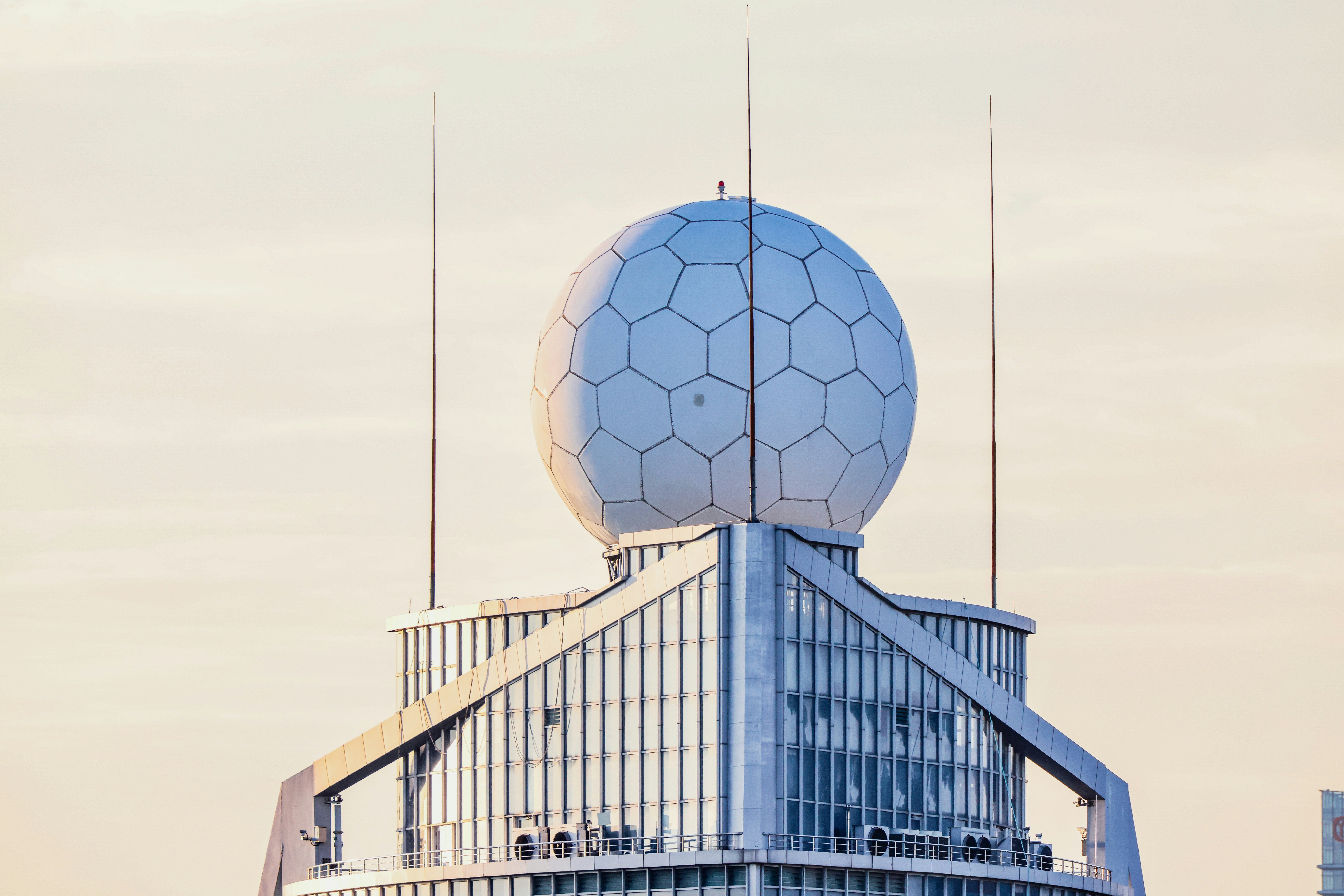 Foto Un edificio muy alto con una bola muy grande encima – Imagen Fútbol gratis en Unsplash