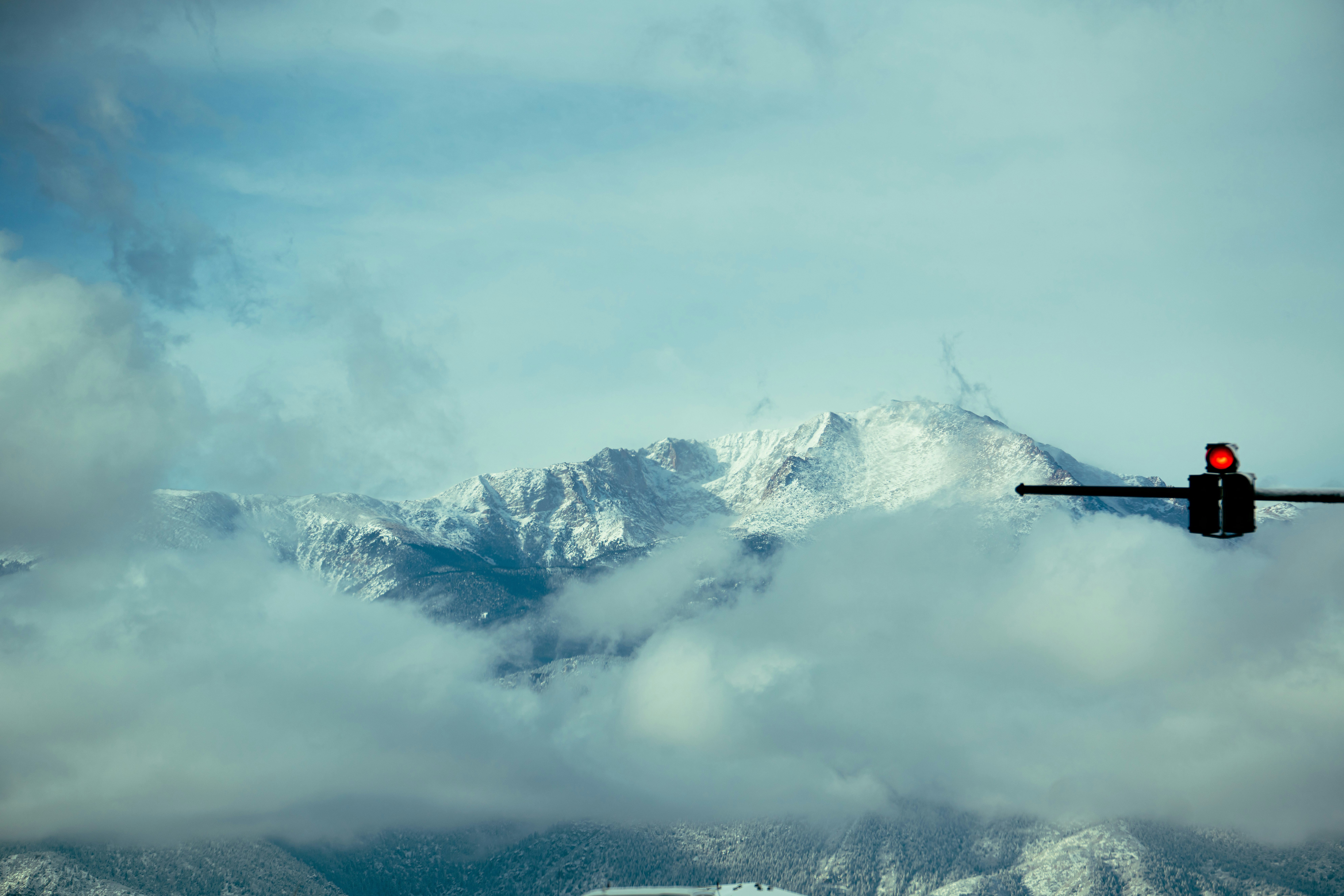 Un feu tricolore au milieu d’une chaîne de montagnes photo – Photo ...