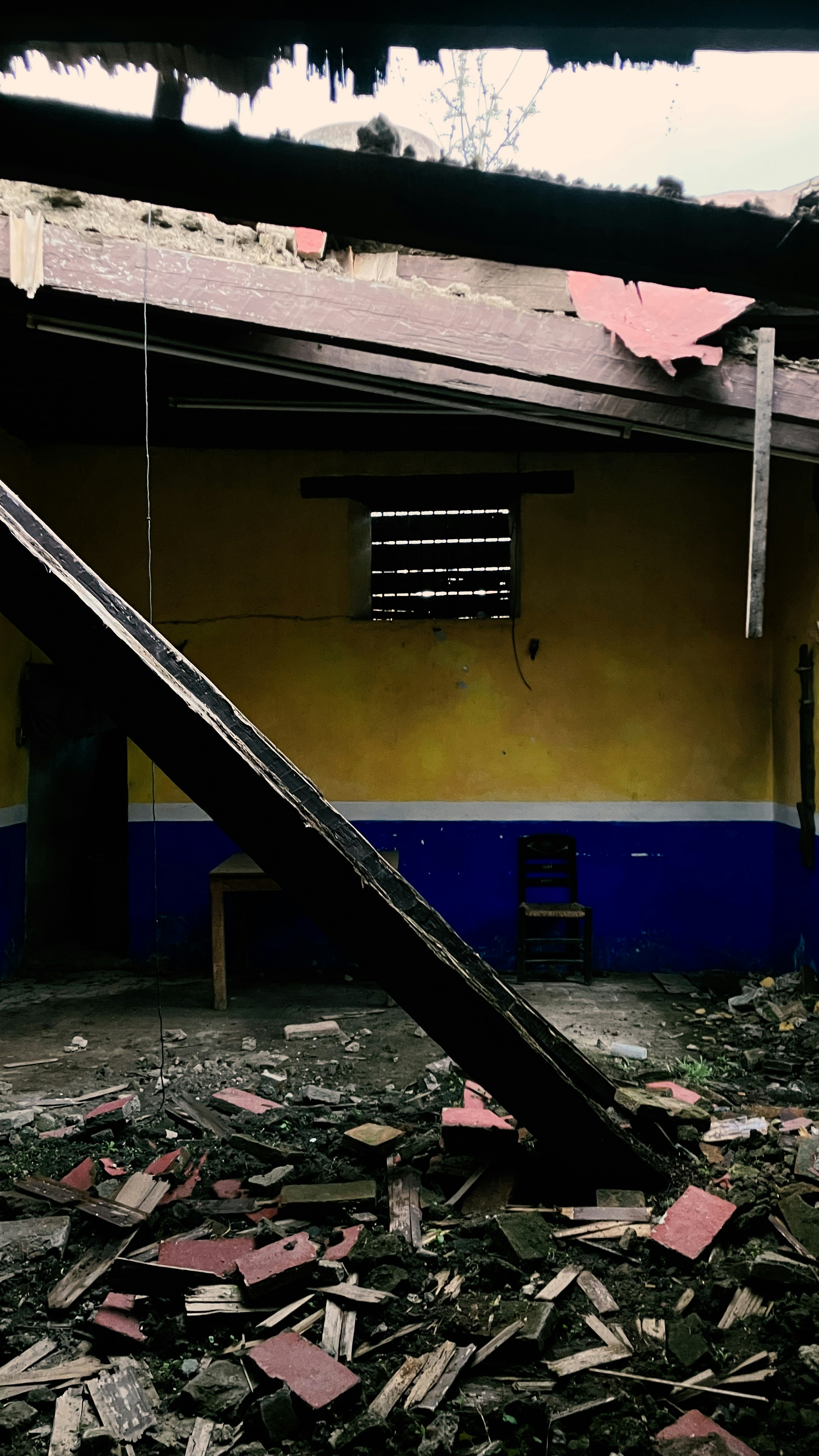 Estructura abandonada bajo la luz del tiempo. Fotografía documental de una construcción en ruinas. Las vigas expuestas y el techo colapsado revelan la belleza en el deterioro y el paso del tiempo. Capturada con luz natural, la escena transmite silencio, memoria y la poesía de lo que se desmorona.