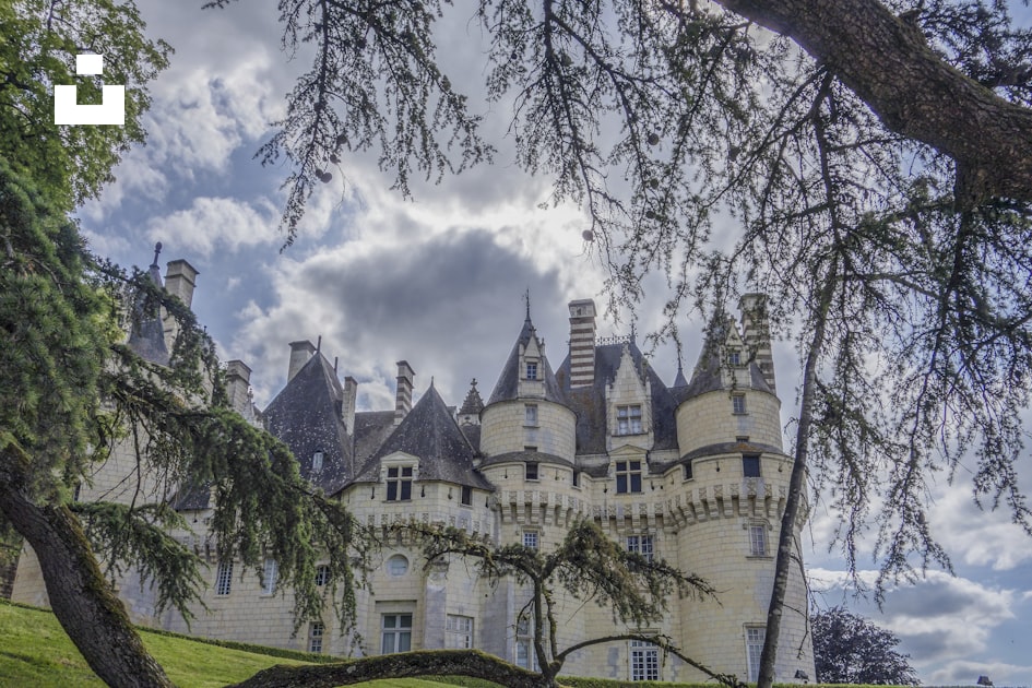 무성한 녹색 들판 위에 앉아있는 커다란 흰색 성 사진 Unsplash의 무료 샤토 두세 Château Dussé 이미지