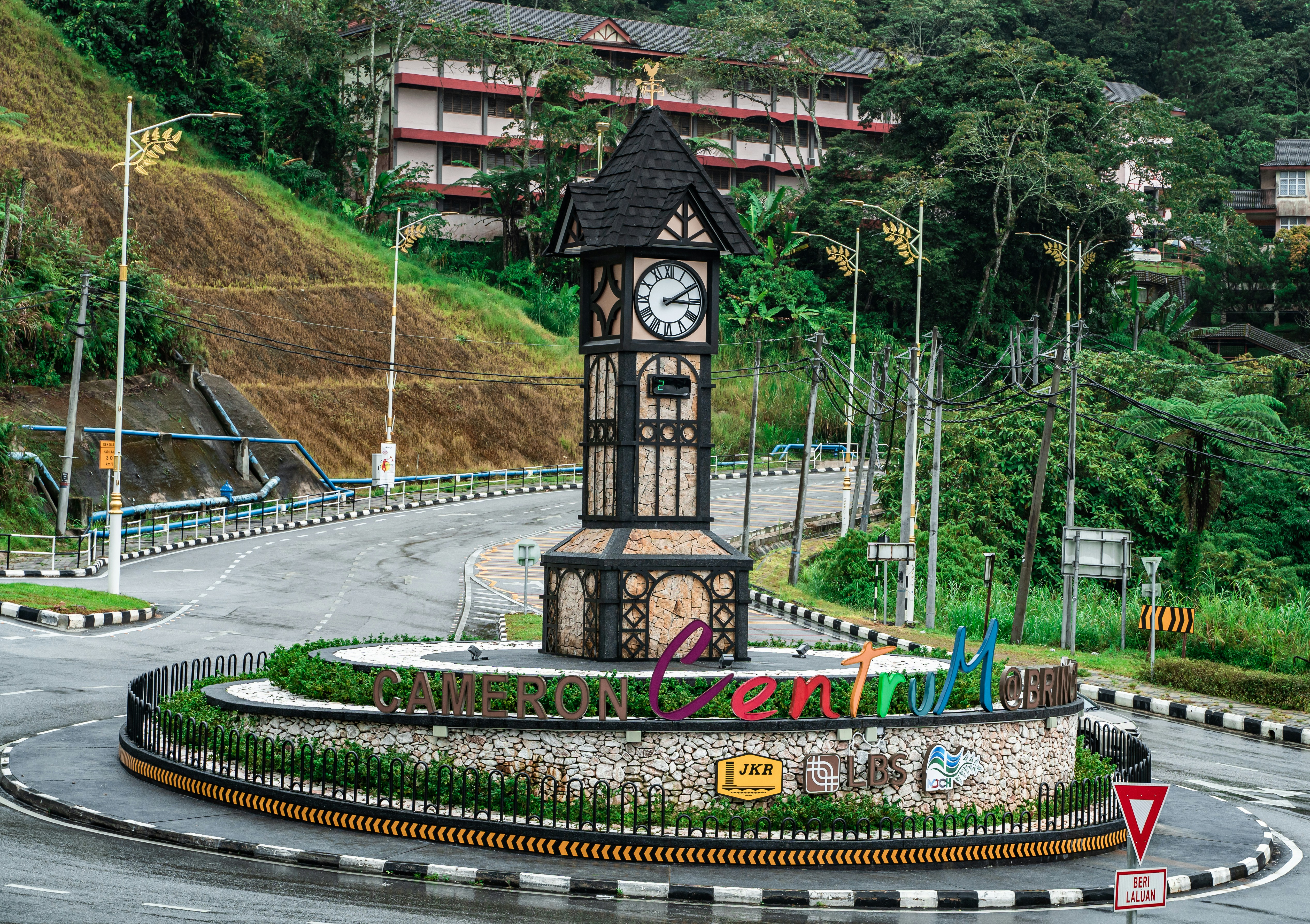 A clock tower in the middle of a roundabout photo – Free Image on Unsplash